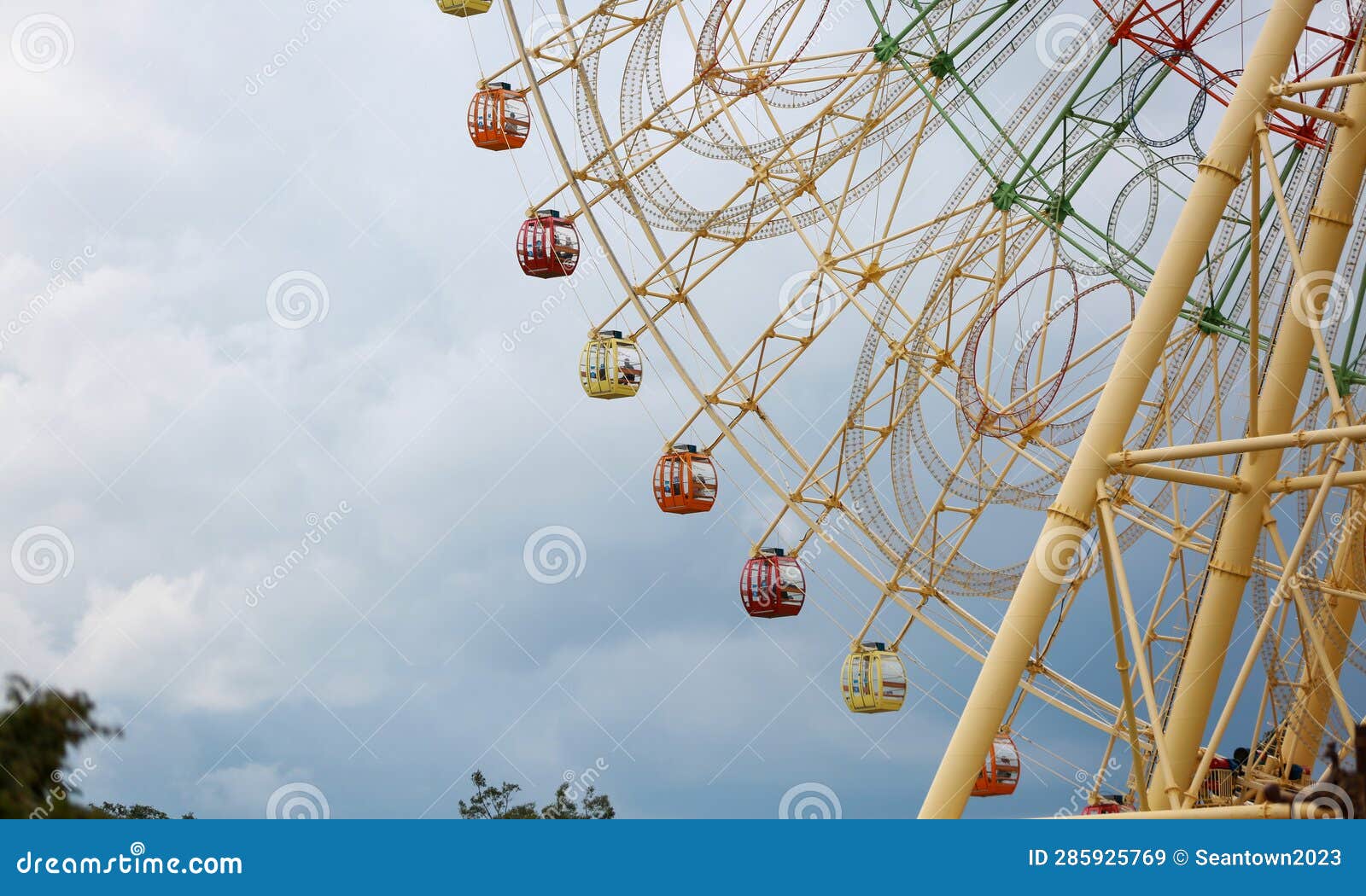 Advanced Gray, Ferris Wheel Close-up Stock Image - Image of ferris ...