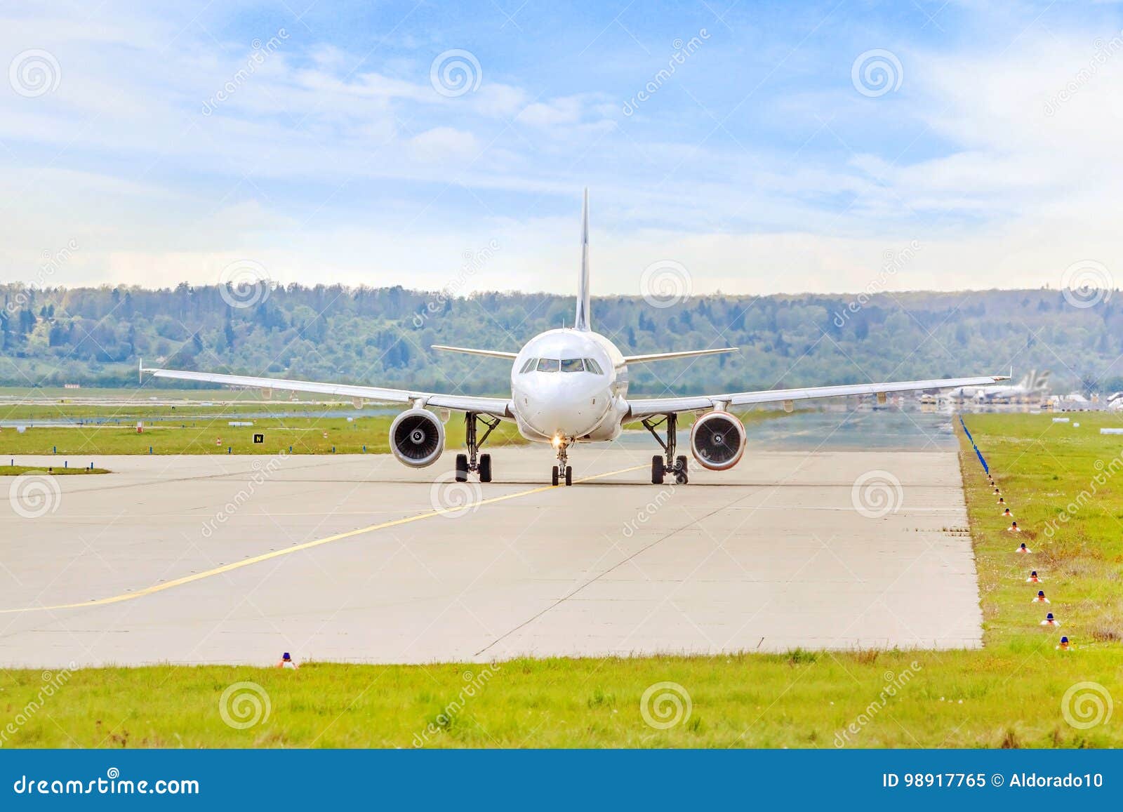 Aereo Alla Pista Prima Del Decollo Immagine Stock - Immagine di pista ...