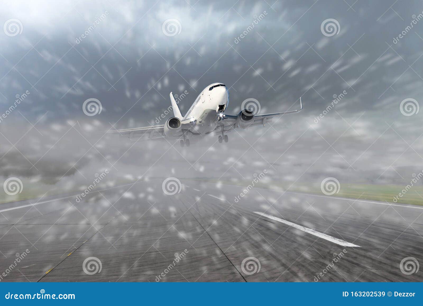Aereo Che Decolla Dalla Pista Dell'aeroporto in Caso Di Maltempo, Bassa ... Aereo Che Decolla Dalla Pista Dell'aeroporto in Caso Di Maltempo, Bassa ...