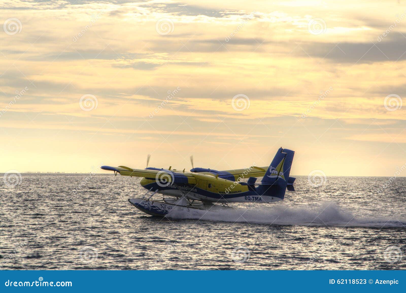 Aereo Del Mare Che Decolla Al Tramonto Fotografia Stock Editoriale ...