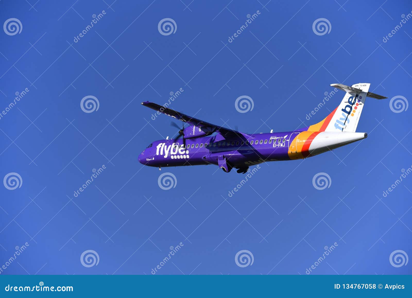 Aereo Dell'aereo Di Linea Di ATR 72 Di Flybe Che Decolla in Cielo Blu ...