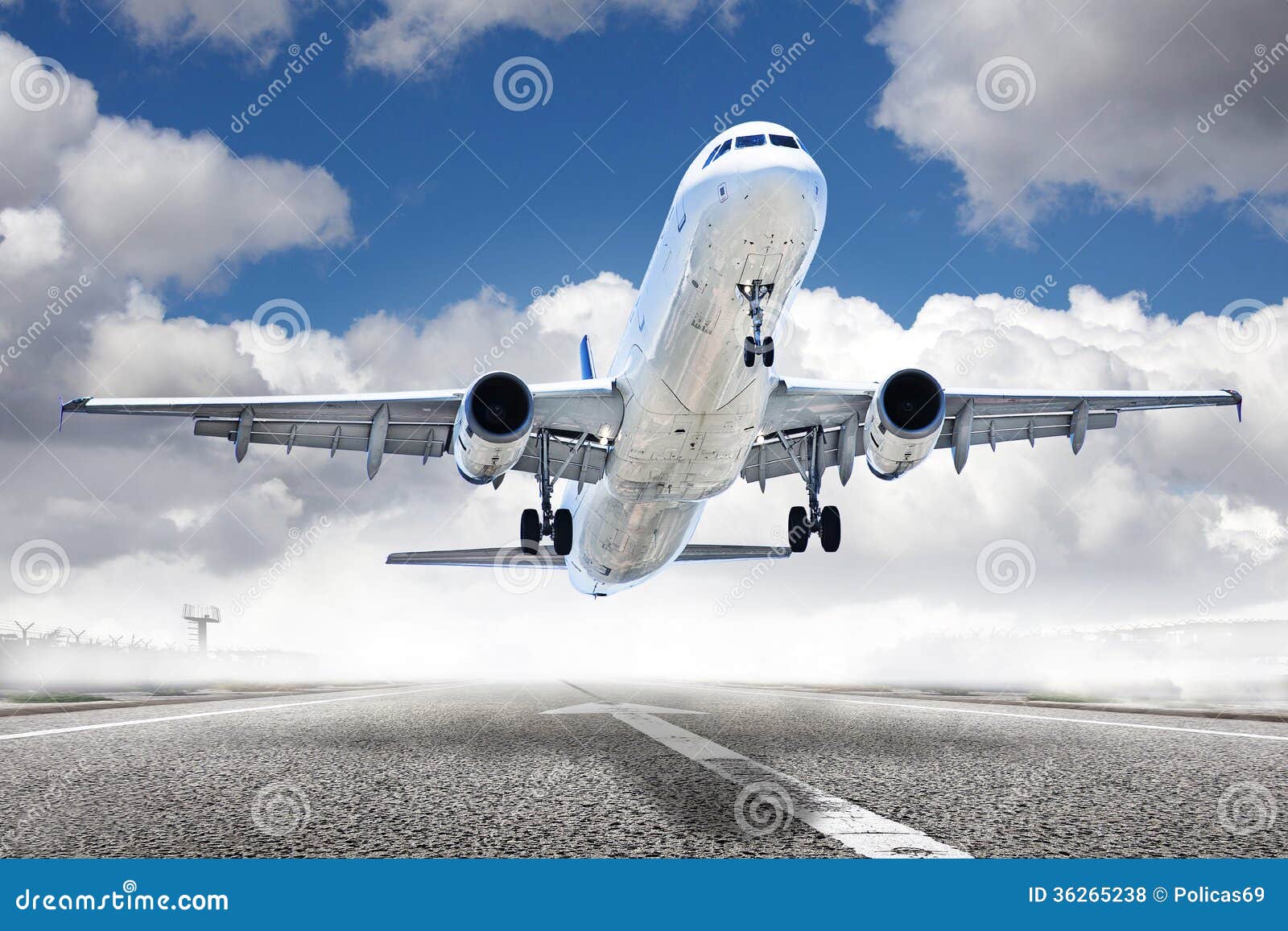 Aereo Di Decollo in Aeroporto Fotografia Stock - Immagine di nuvoloso ...