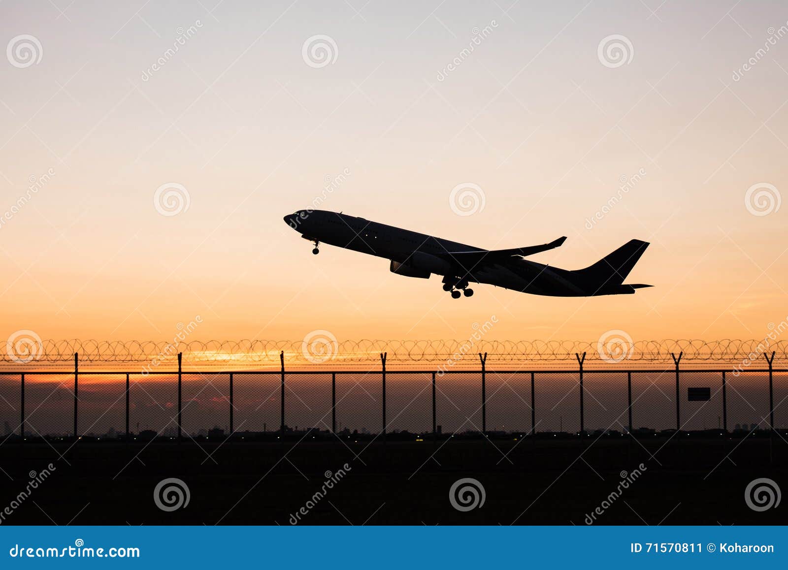 Aereo Di Decollo Della Siluetta Mentre Tramonto Immagine Stock ...
