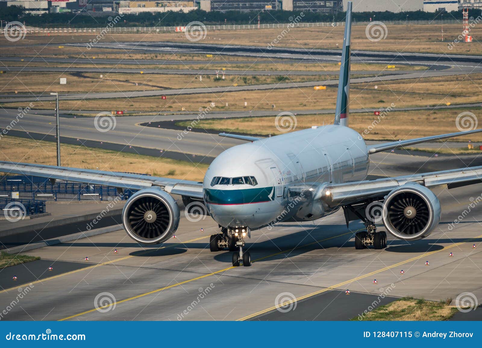Aereo Di Linea Commerciale Boeing 777 Che Rulla Immagine Editoriale ...