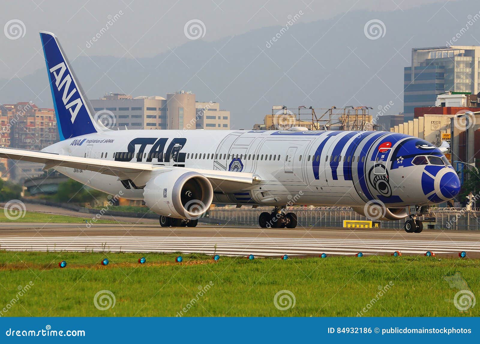 Aereo Di Linea Di ANA Immagine. Immagine: 84932186