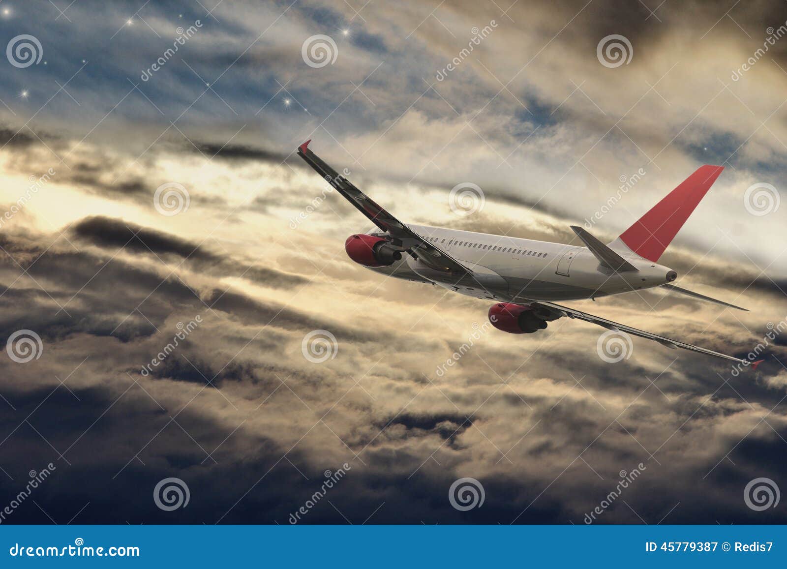 Aereo Durante Il Volo Alla Notte Immagine Stock - Immagine di nubi ...