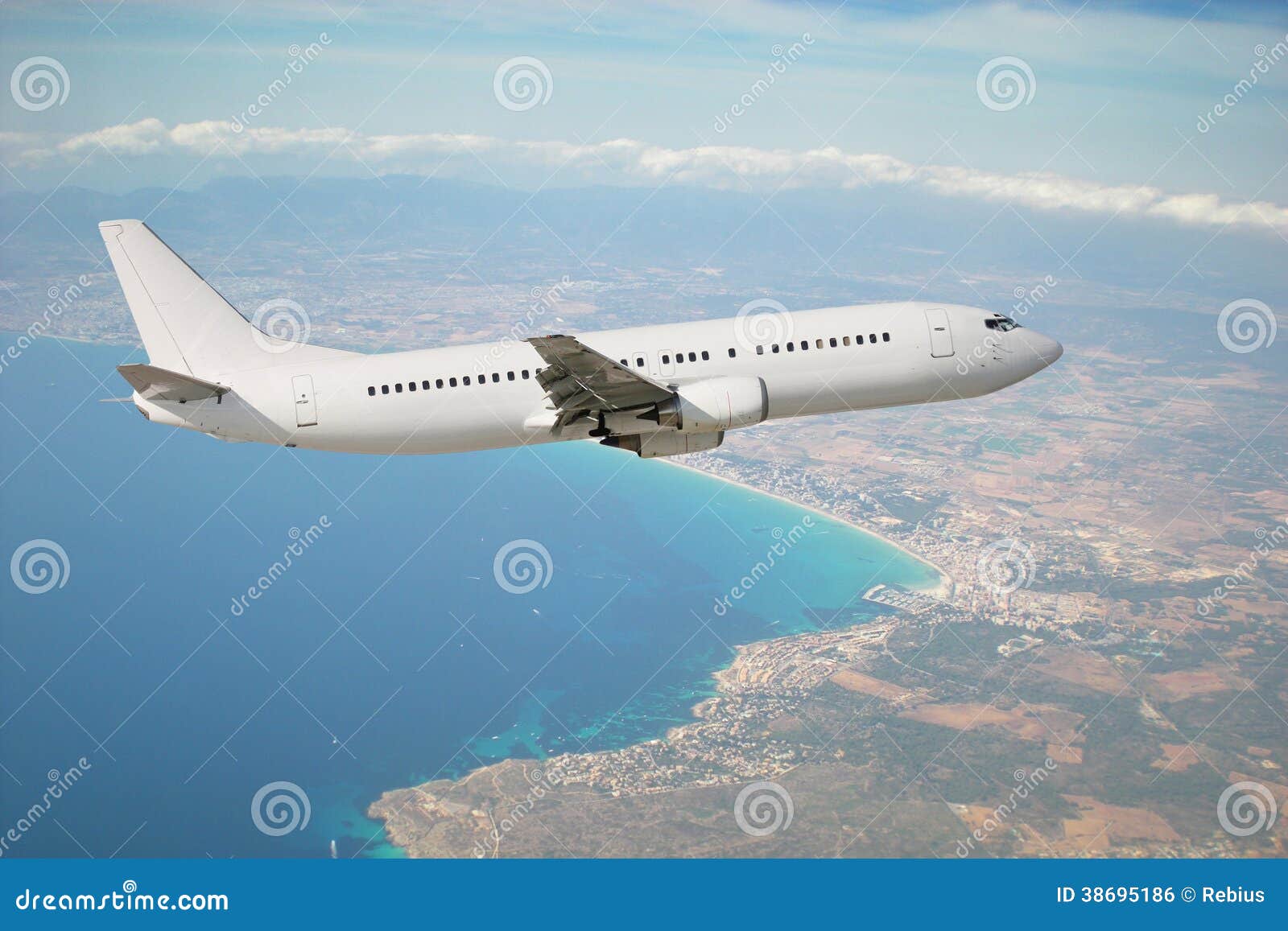 Aereo in volo fotografia stock. Immagine di mare, aeroplano - 38695186