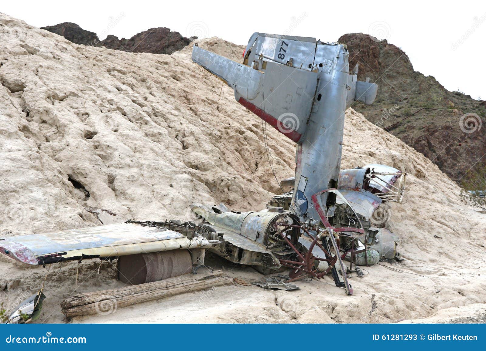 Aeroplano distrutto immagine stock. Immagine di invecchiato - 61281293