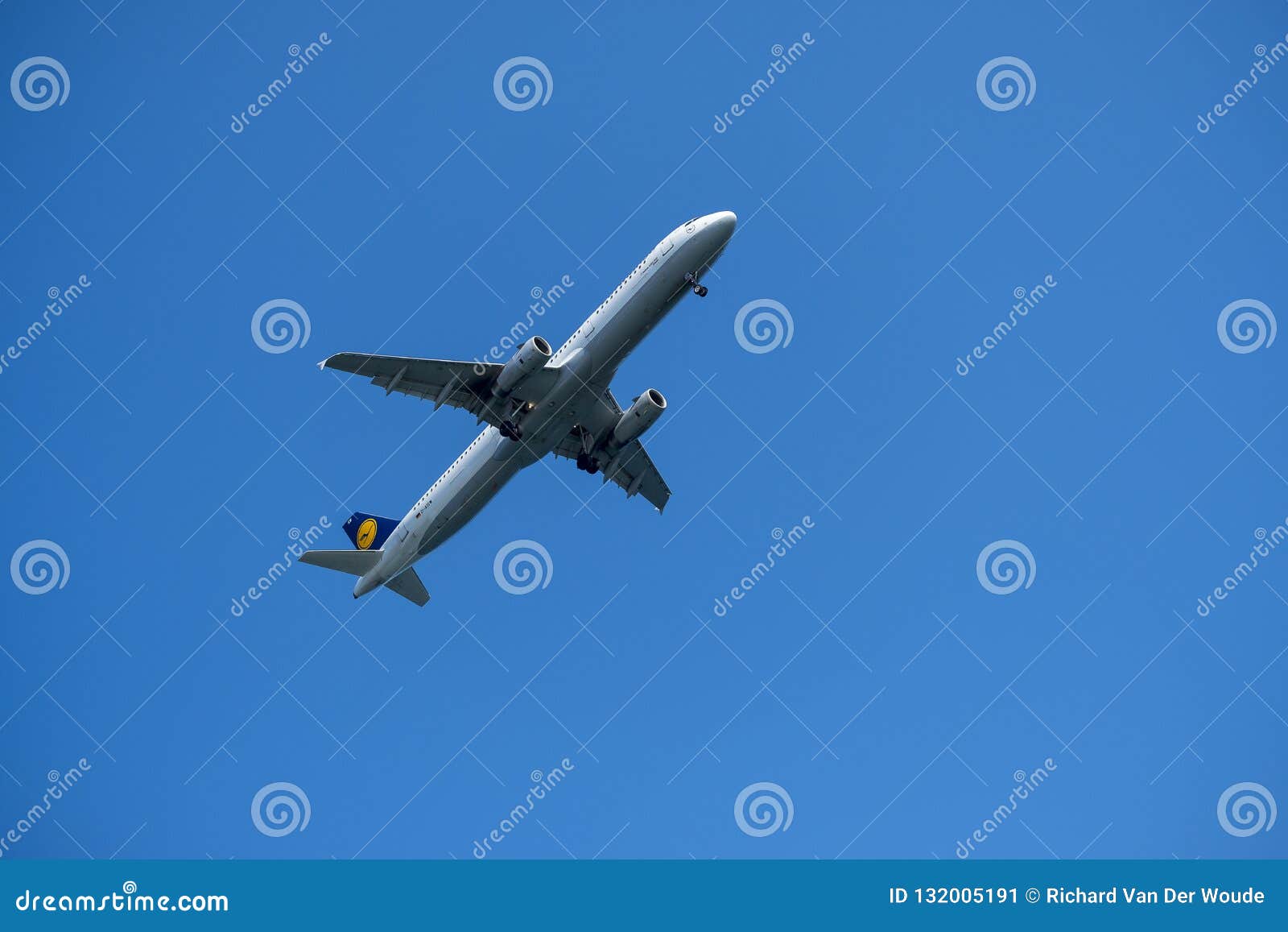 Aeroplano in un cielo blu fotografia editoriale. Immagine di aereo ...