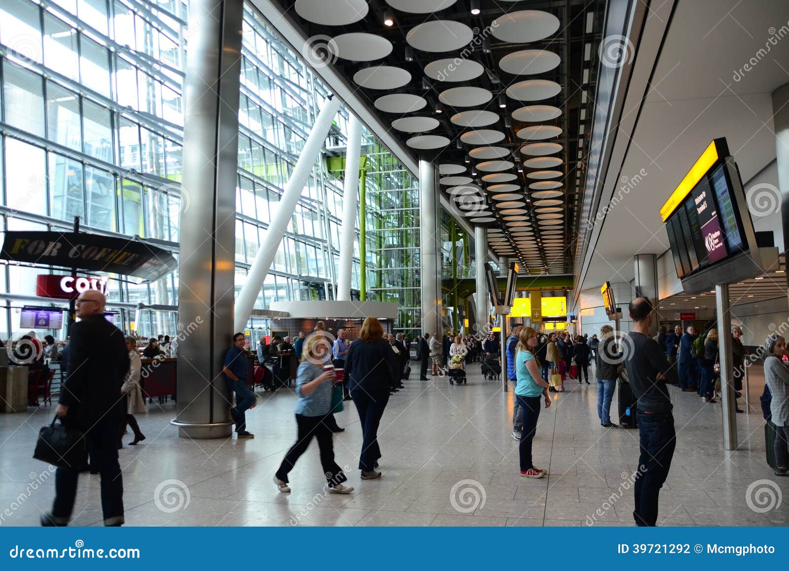 Aeropuerto Internacional De Las Llegadas T5 Heathrow Fotografía ...