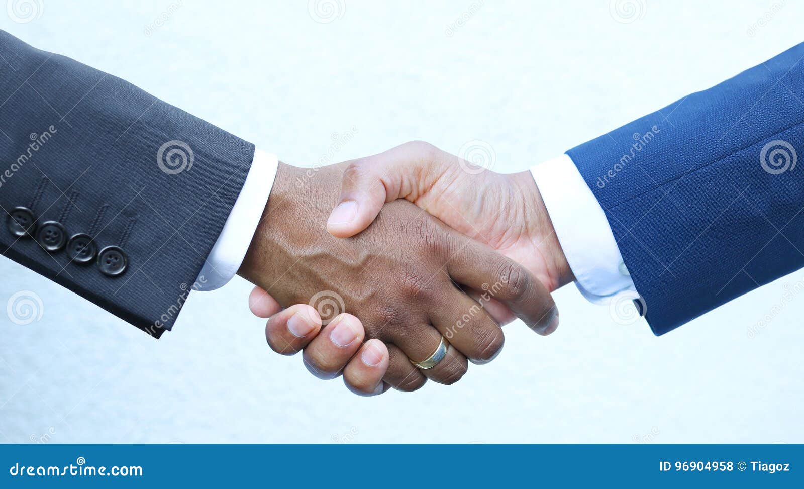 Affare Di Chiusura - Stringere Le Mani Fotografia Stock - Immagine di ...