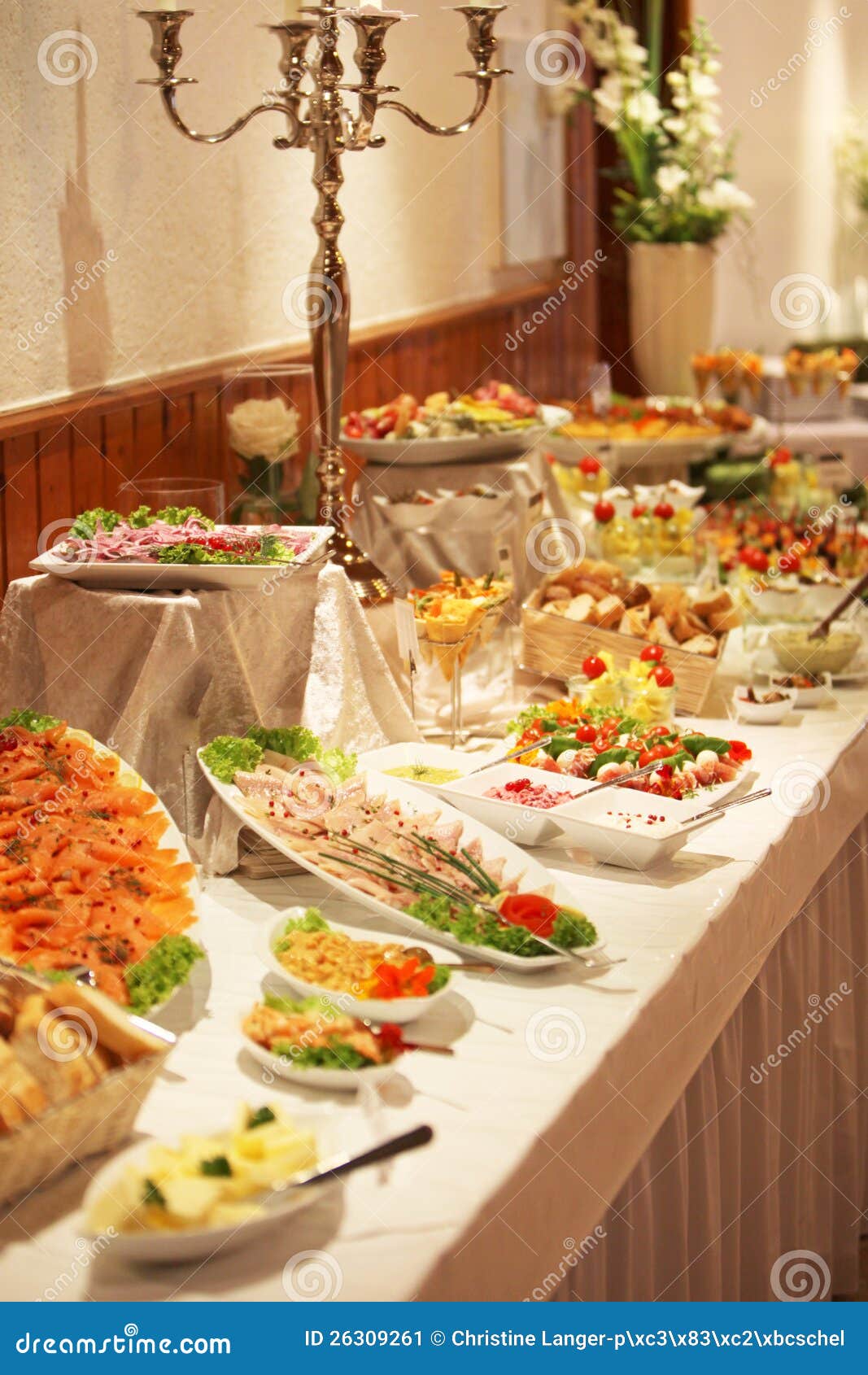 Affichage froid de buffet image stock. Image du table - 26309261