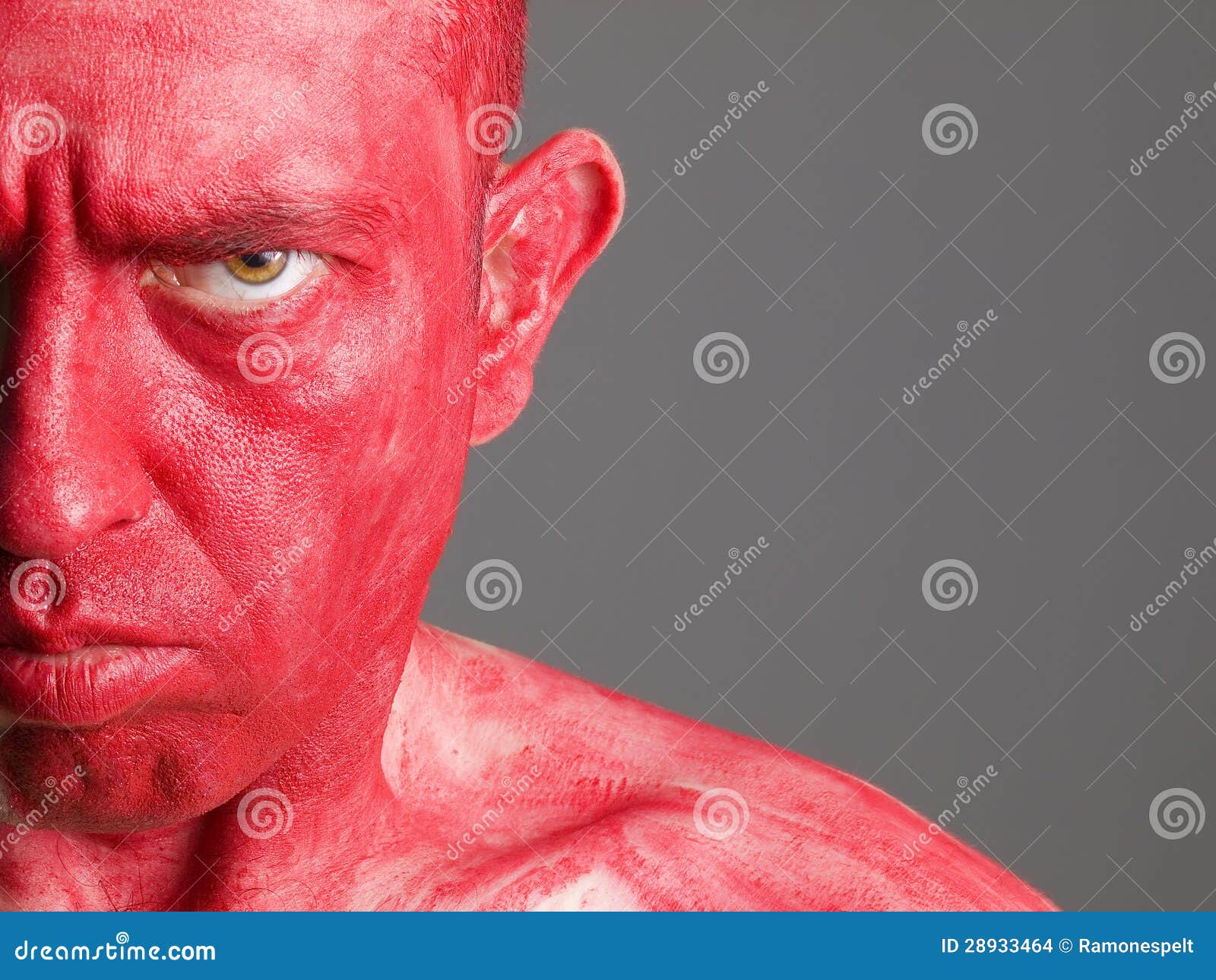 Affronti L'uomo Rosso E Seriamente L'espressione Fotografia Stock ...