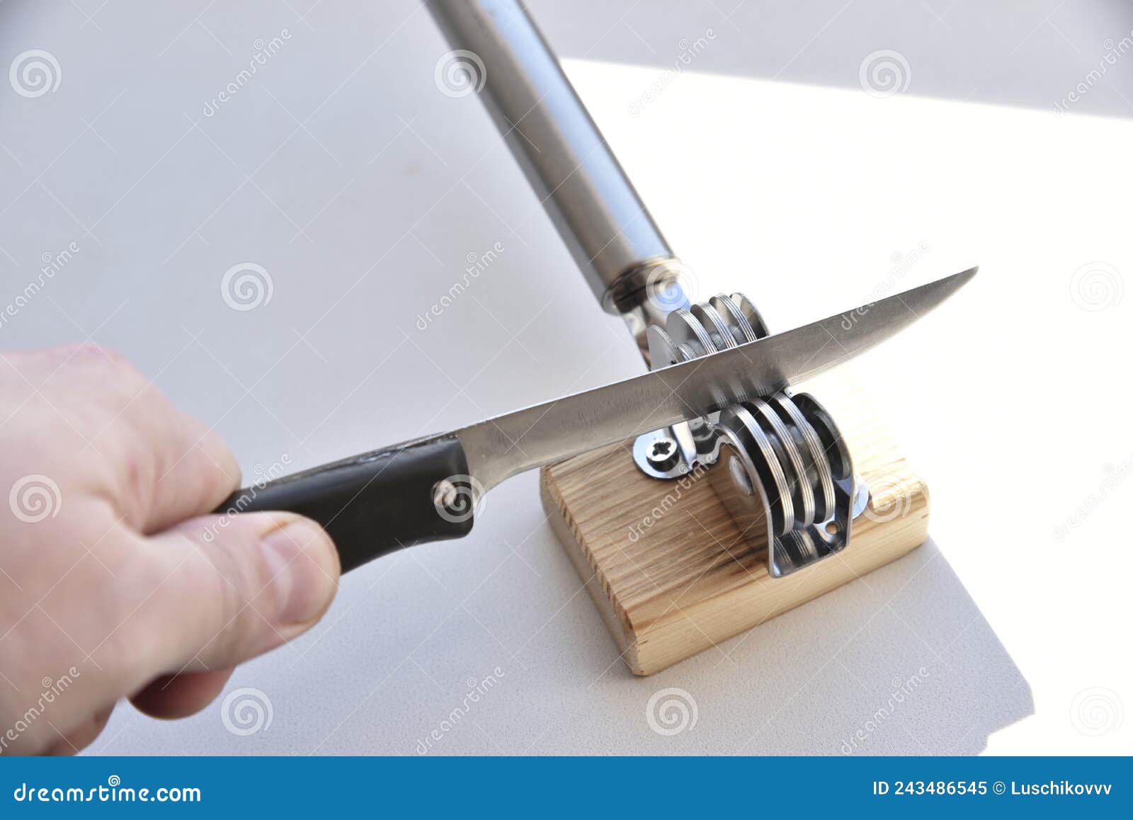 Afiar Uma Faca De Ferro Com Um Afiador Imagem de Stock - Imagem de ...