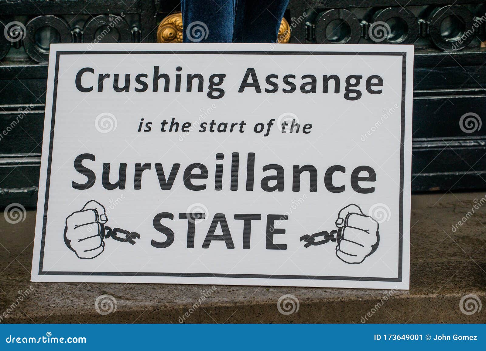 Afiche De La Protesta En La Manifestación Liberen A Julian Assange Foto