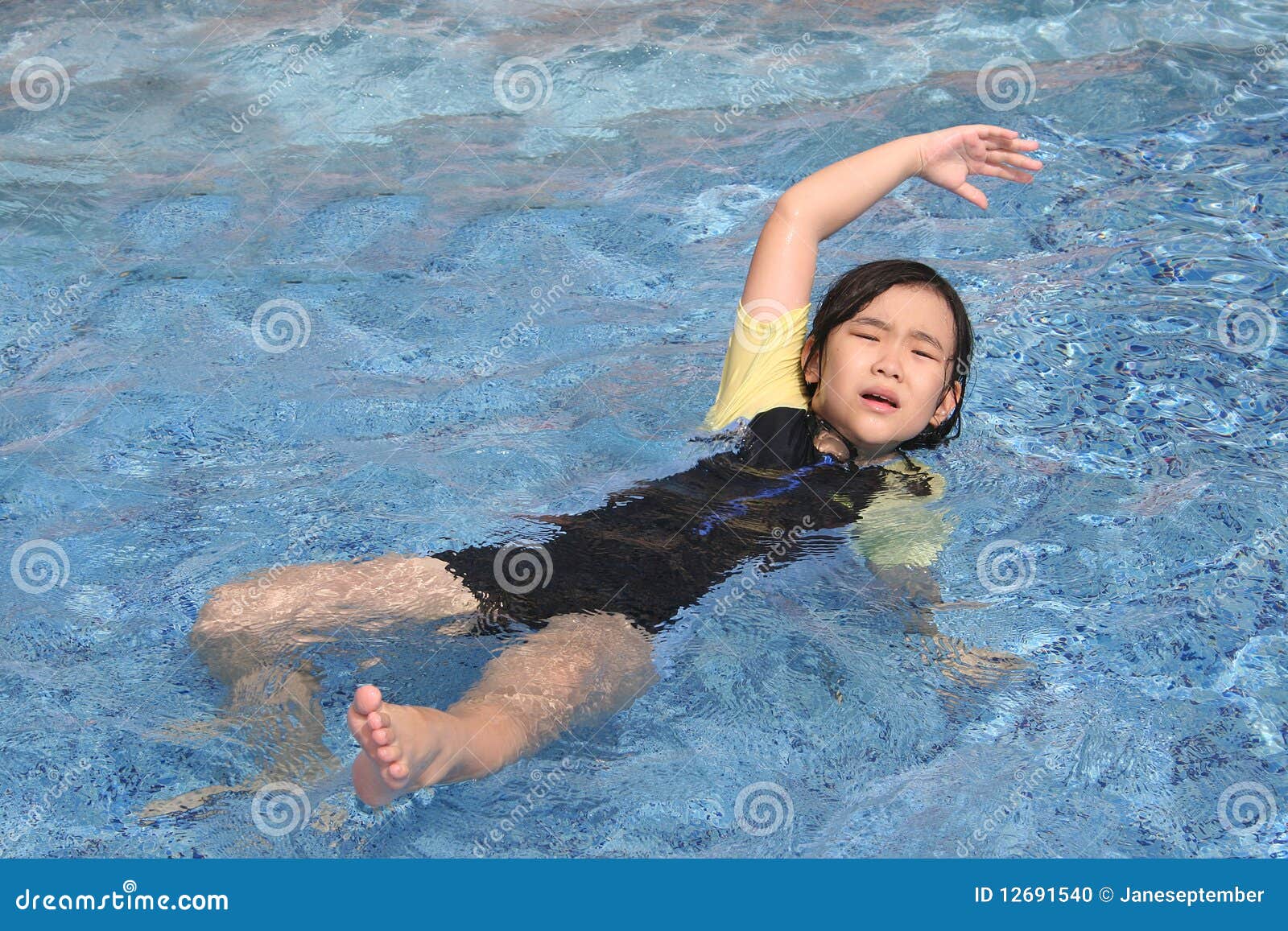 Afogamento da menina foto de stock. Imagem de esportes - 12691540