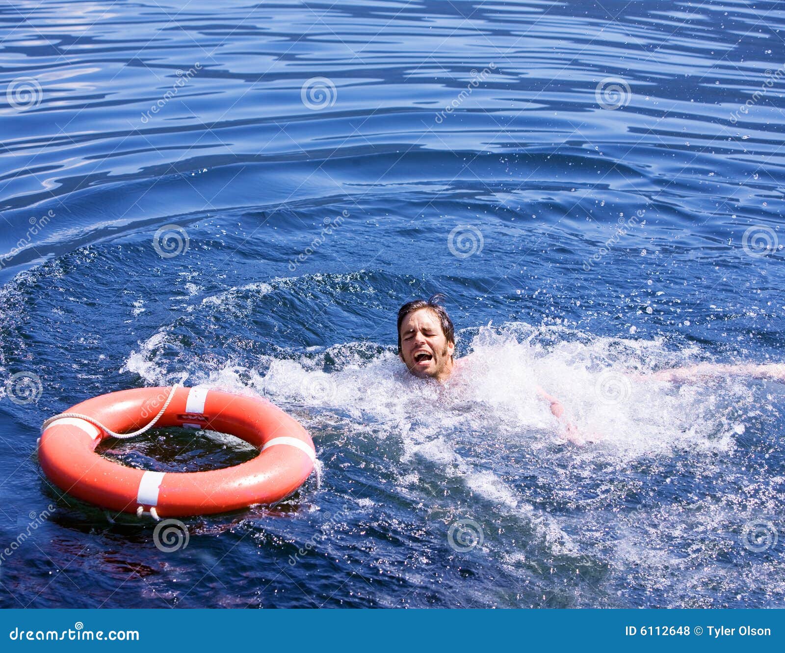 Afogando o homem foto de stock. Imagem de ataque, azul - 6112648