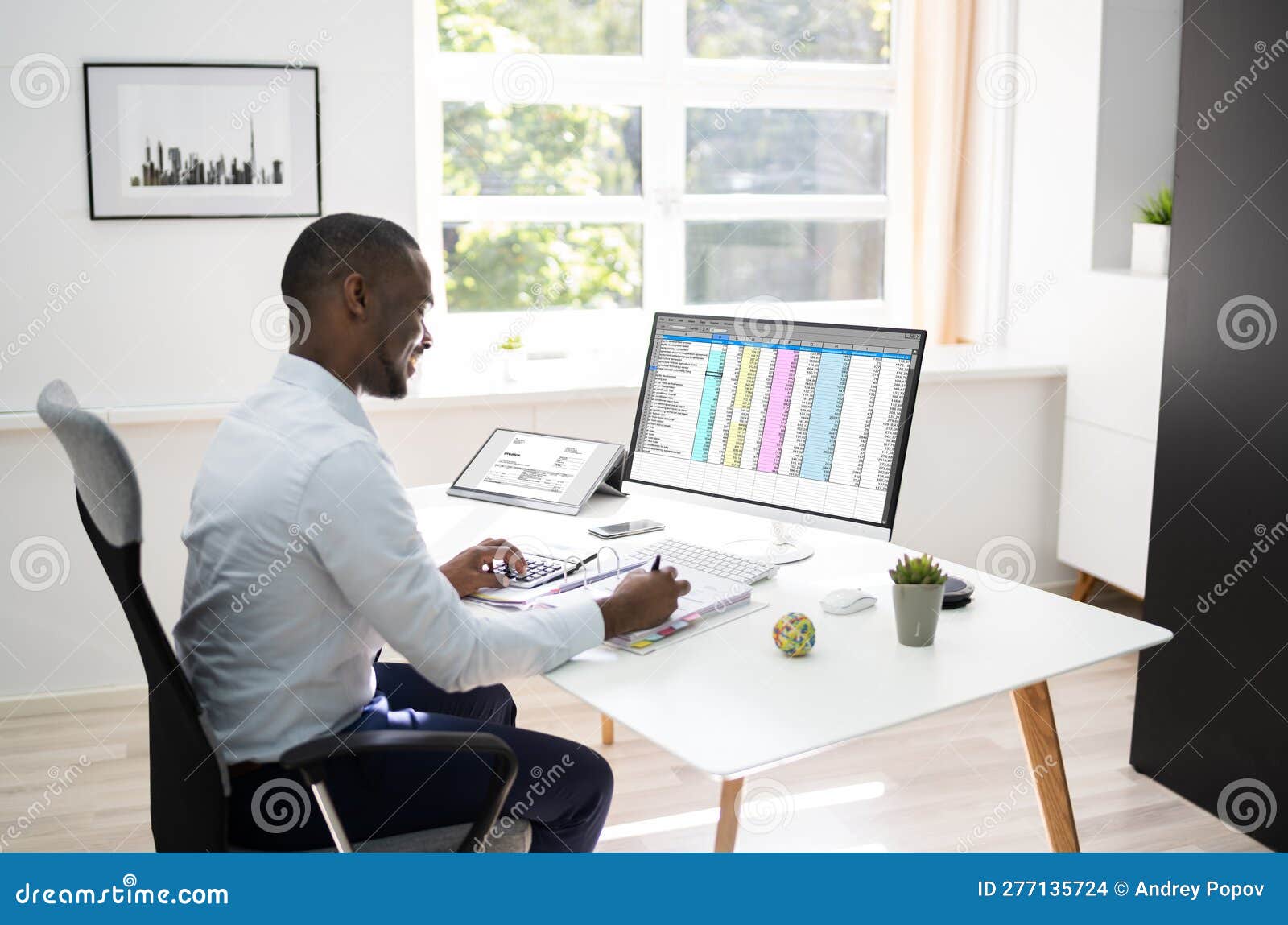 African American Accountant Stock Photo - Image of african, bill: 277135724