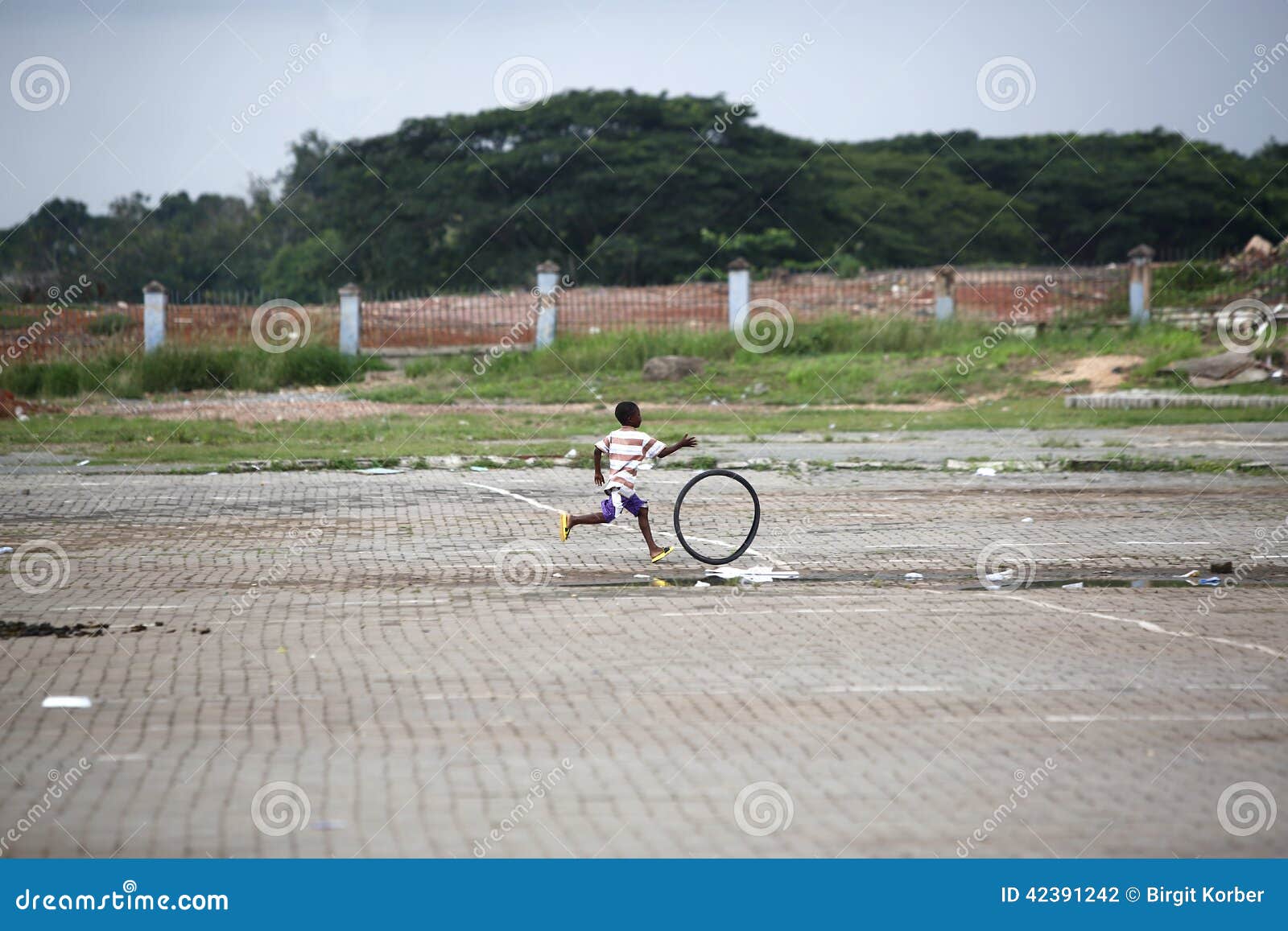African Boy Plays with a Tire Editorial Photography - Image of boys ...