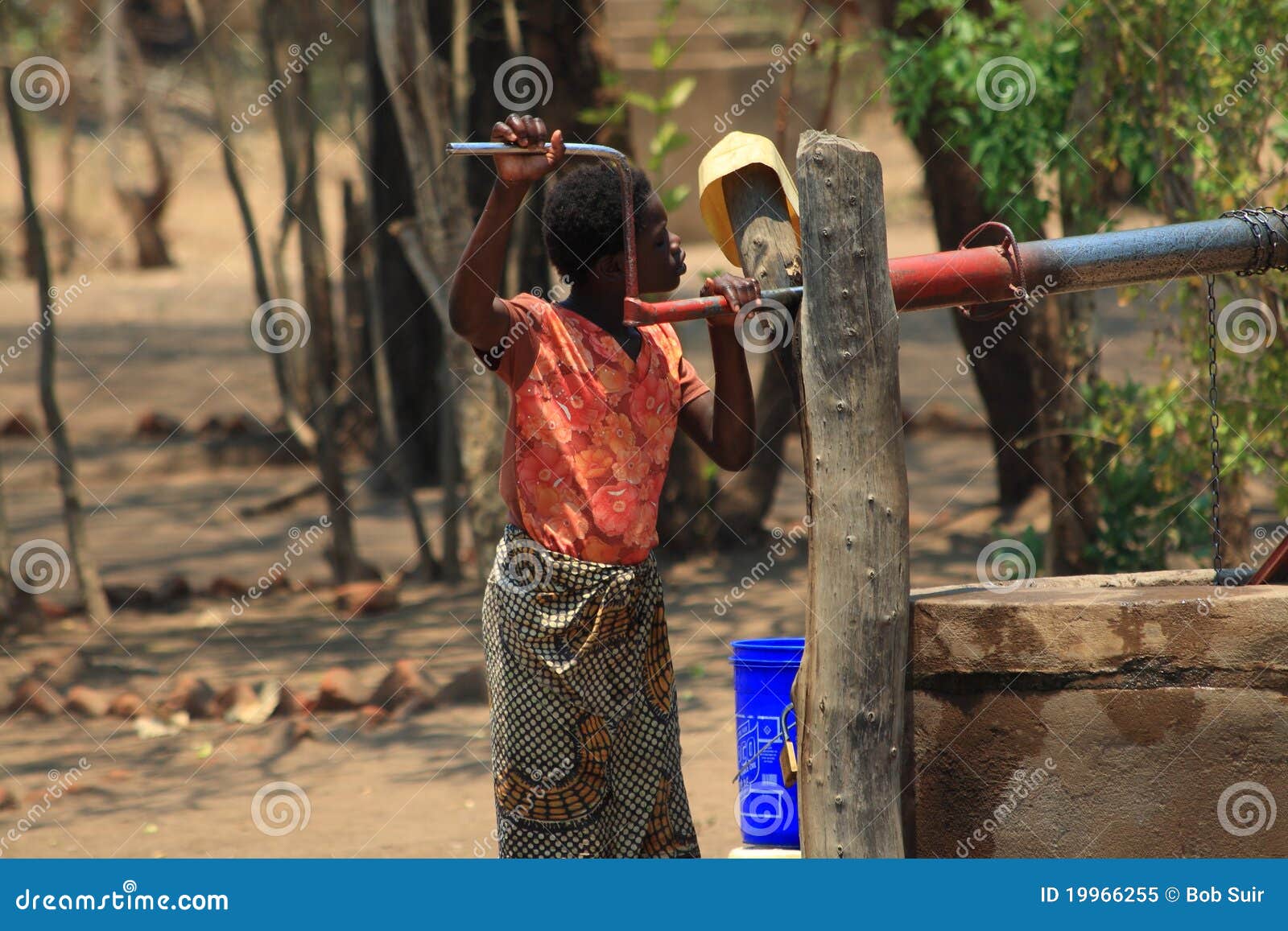Afrikaans Vrouwen Halend Water Redactionele Afbeelding - Image of ...