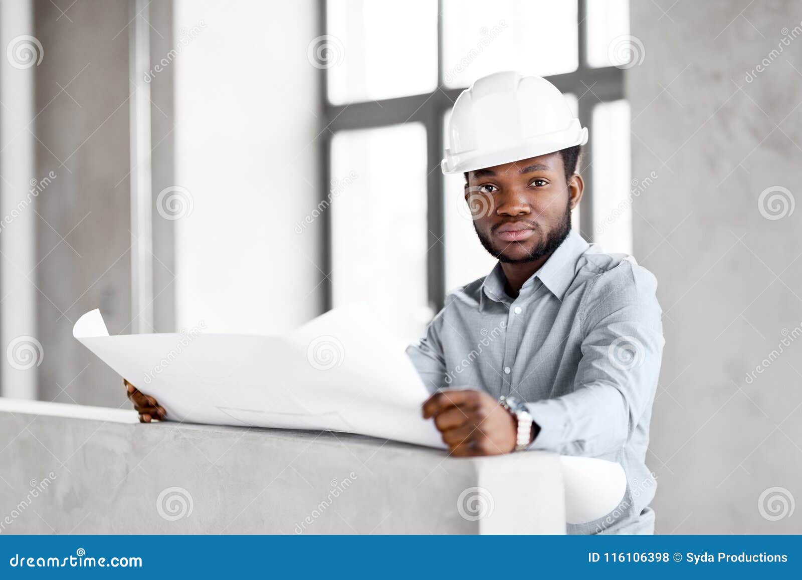 Afrikaanse Architect in Helm Met Blauwdruk Stock Foto - Image of helm ...