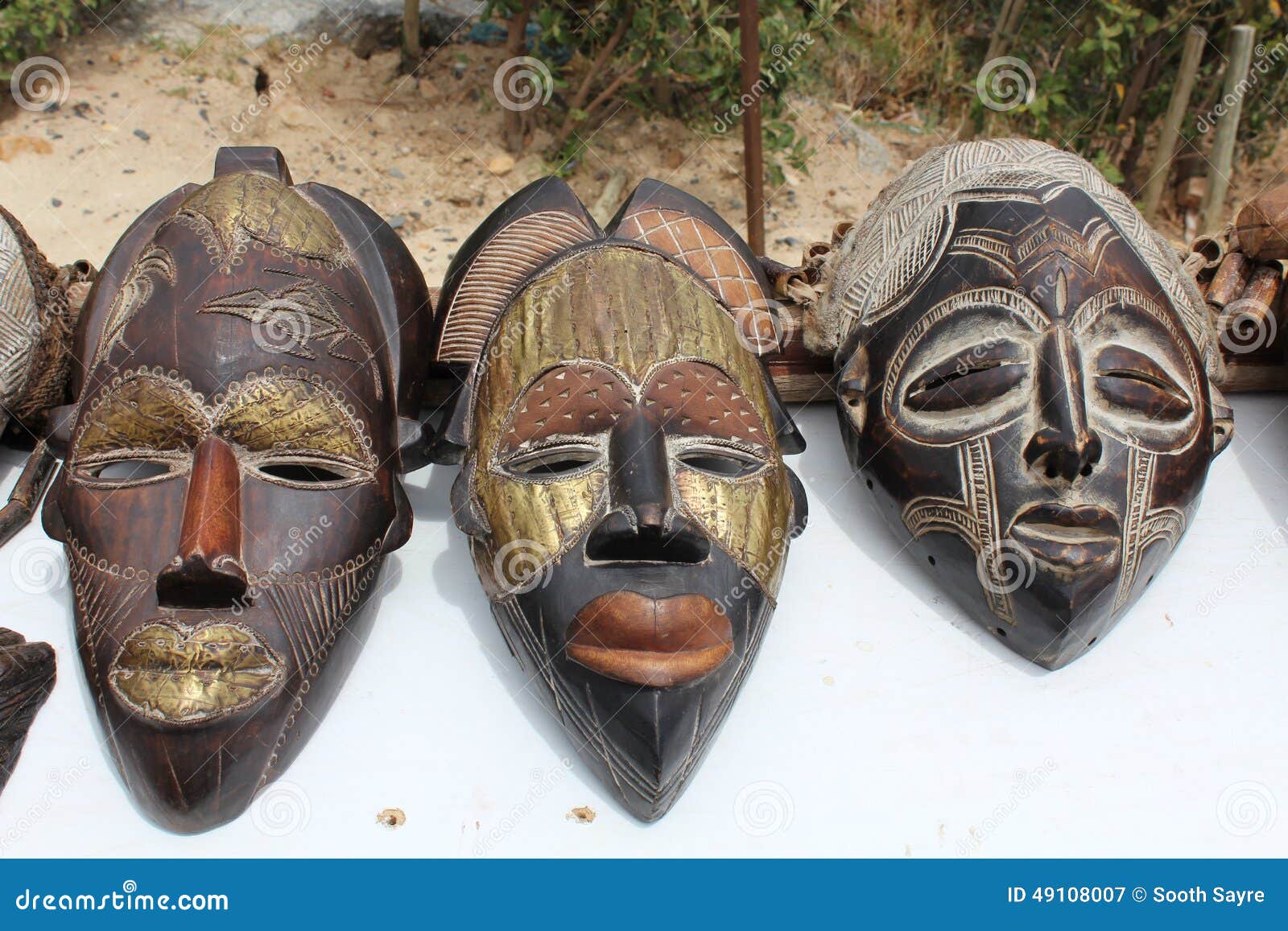 Afrikaanse houten maskers stock afbeelding. Image of hout - 49108007