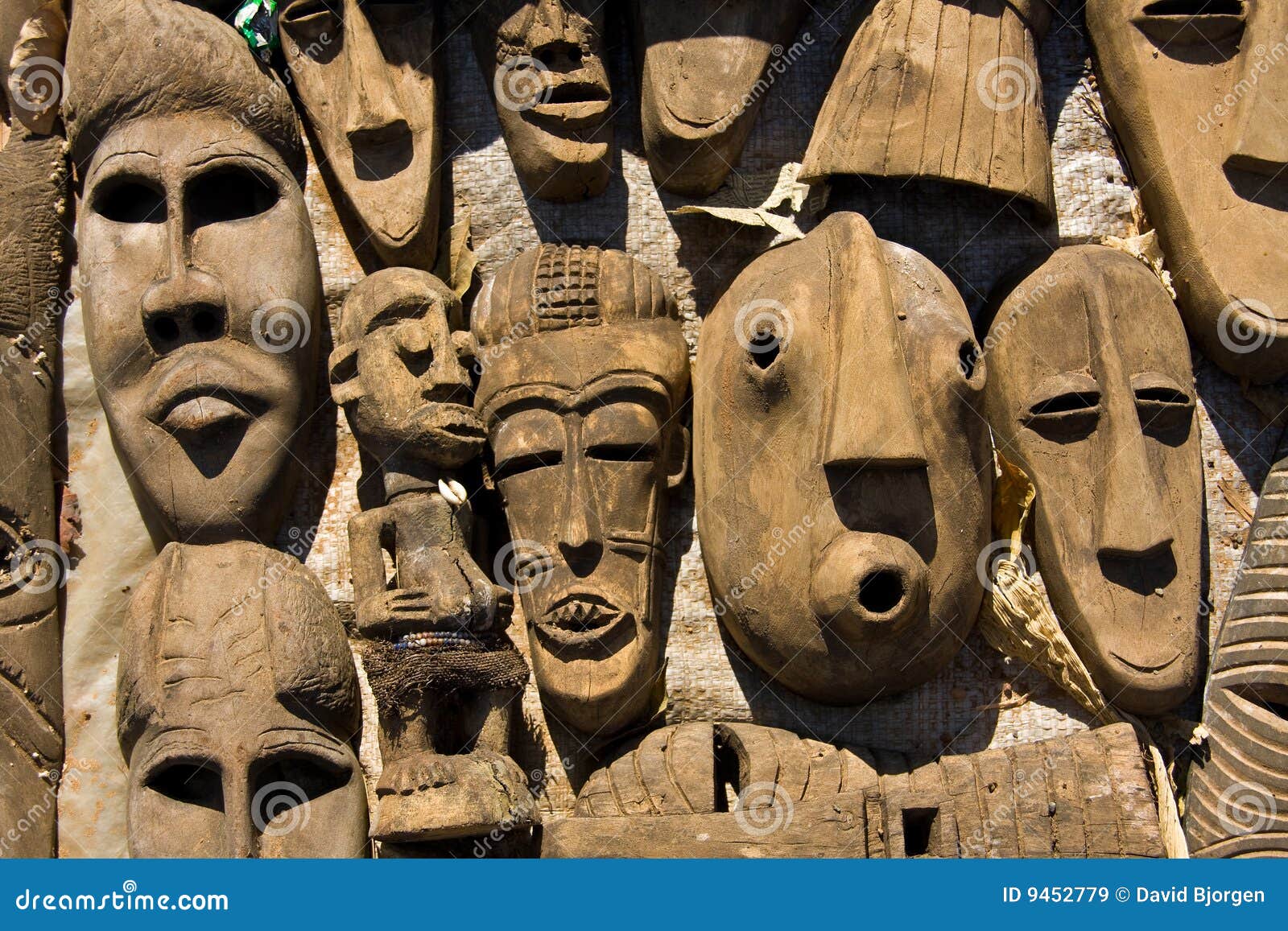 Afrikaanse maskers stock afbeelding. Image of bruin, afrikaans - 9452779