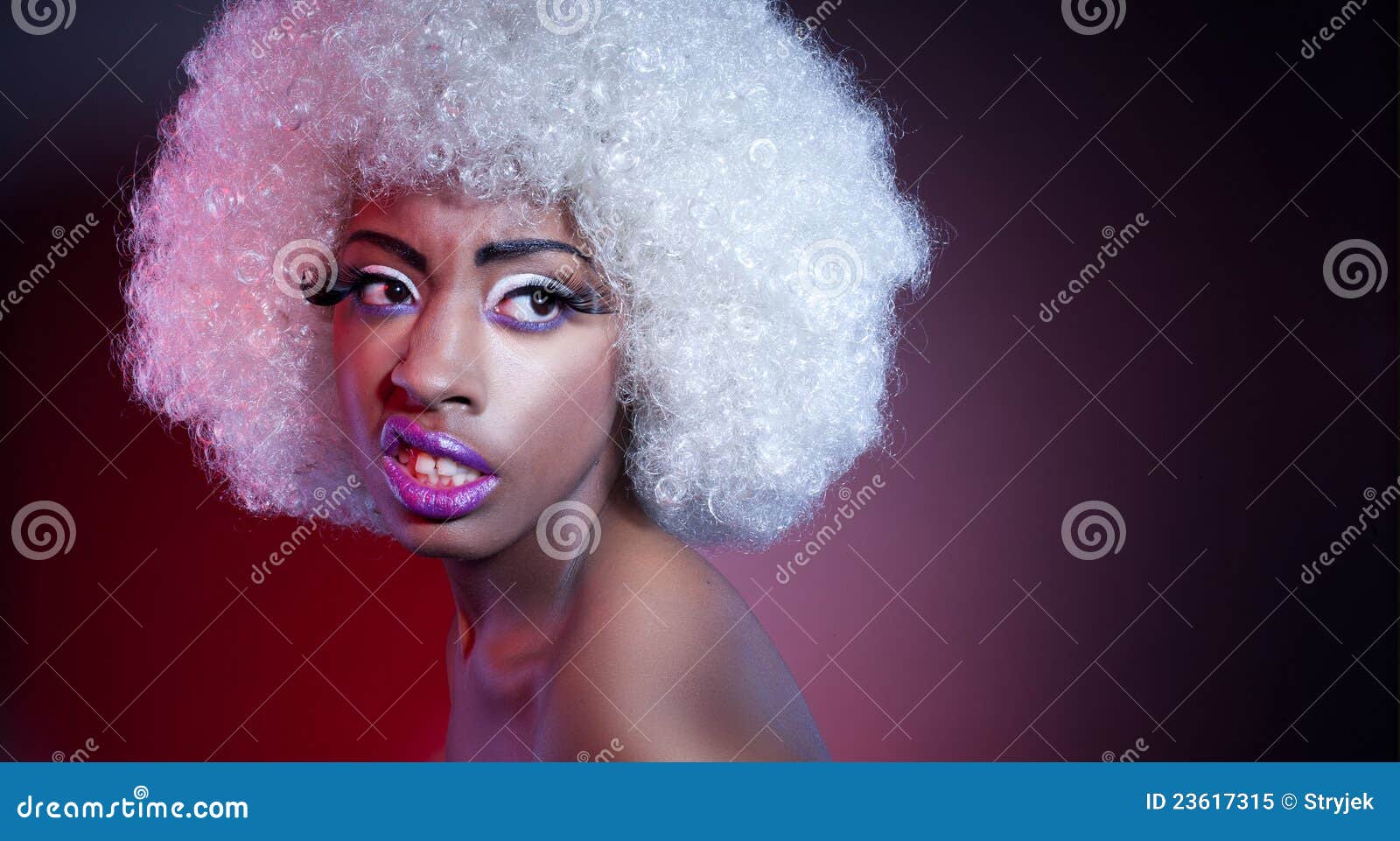 Afrikaanse Model Dragende Pruik Stock Afbeelding - Image of wijfje ...