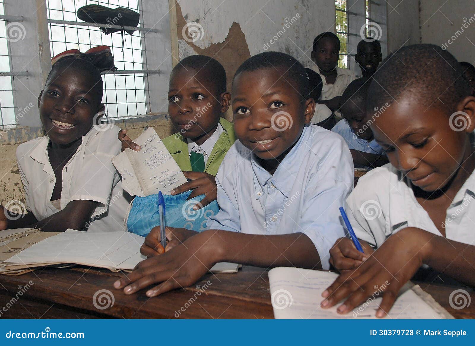 Afrikaanse schoolkinderen redactionele stock foto. Image of ruïnes ...