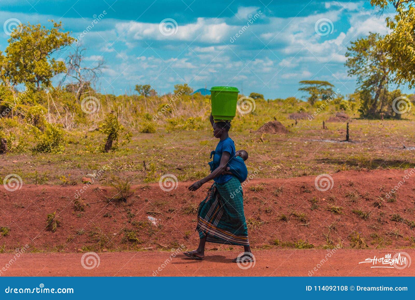 Afrikaanse Vrouw Die Op Weg Lopen Redactionele Stock Foto - Image of ...