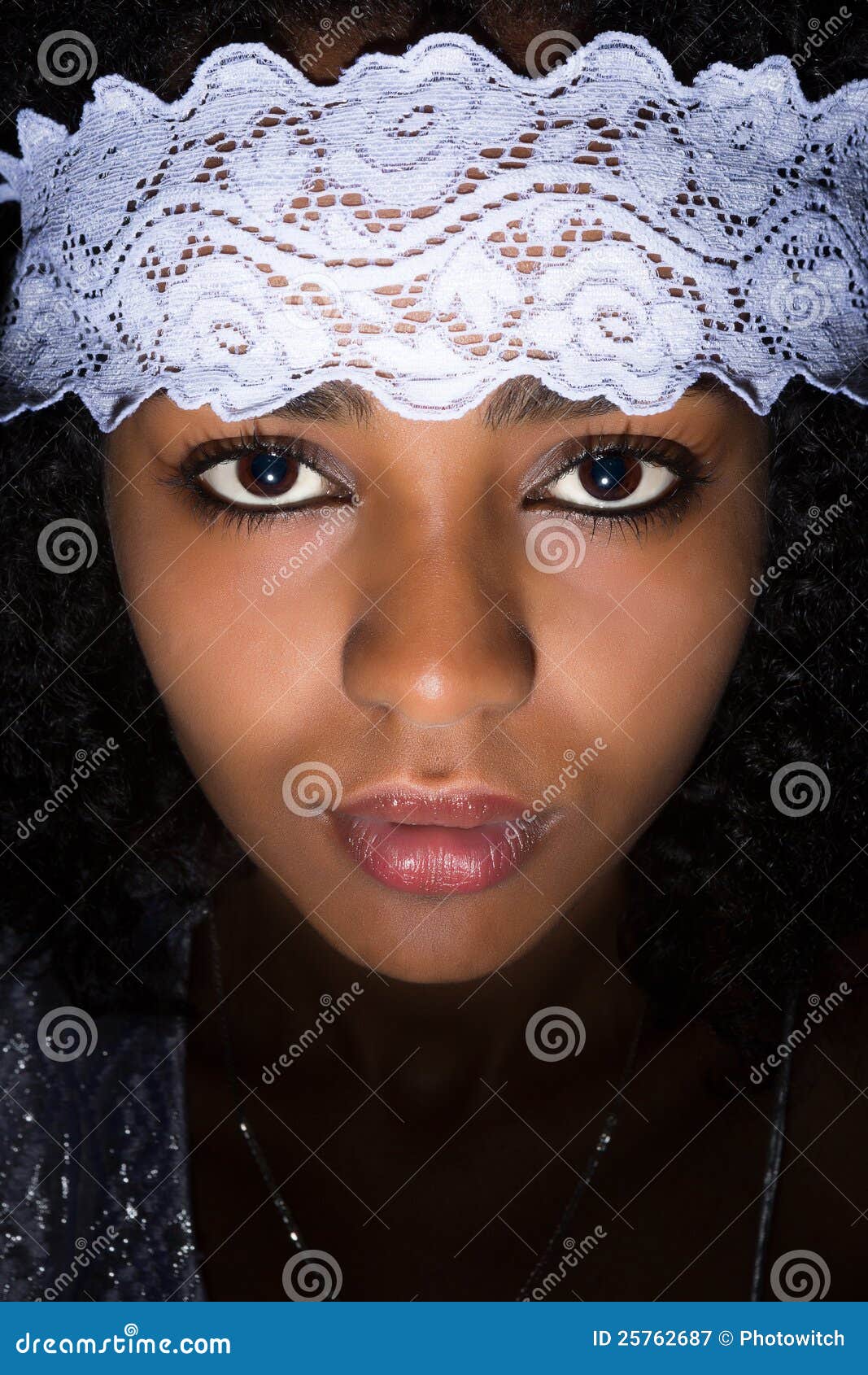 Afrikaanse Vrouw Met Wit Kant Stock Afbeelding - Image of glimlach ...