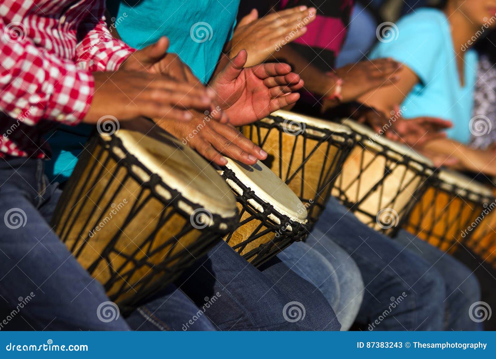 Afrikanische Trommeln stockbild. Bild von kerl, hände - 87383243