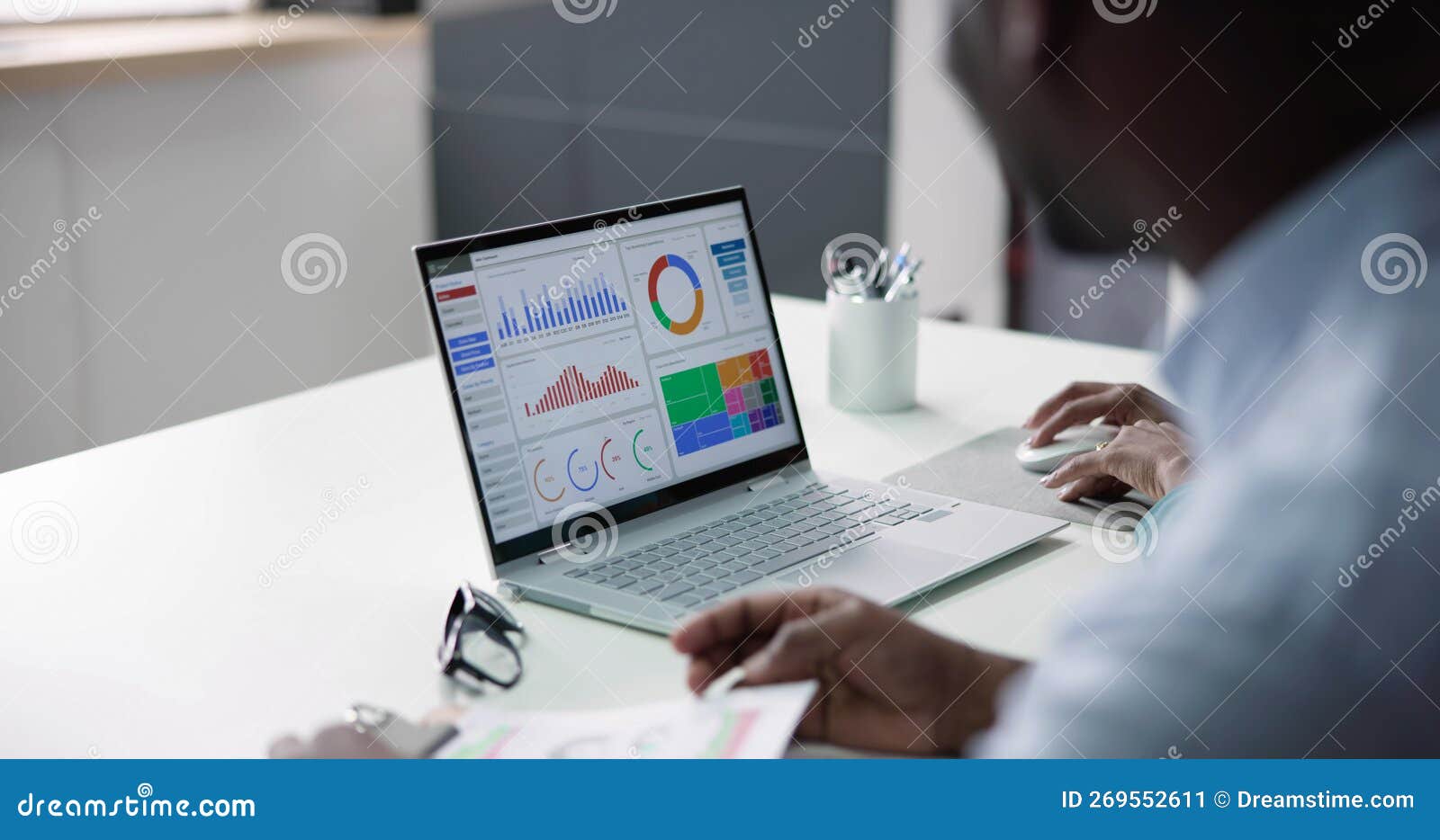 Afrikanischer Datenanalyst stockbild. Bild von unternehmergeisten ...