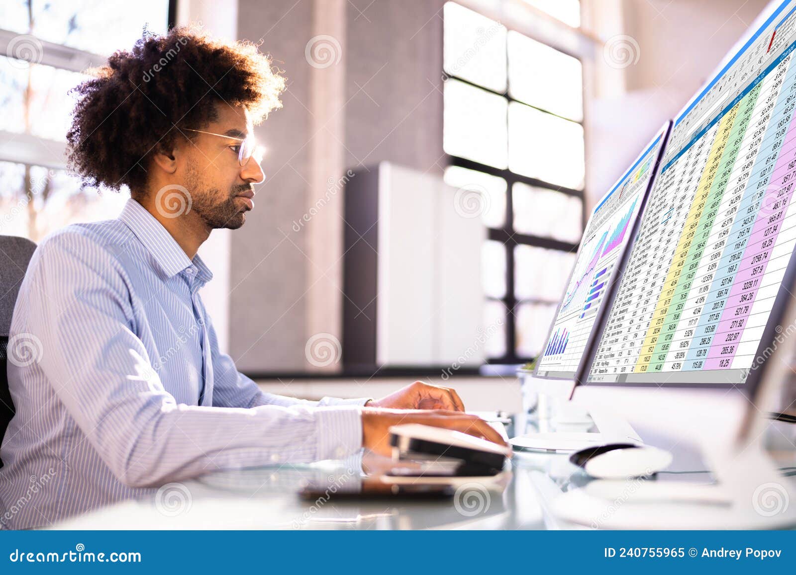 Afrikanischer Datenanalyst Mithilfe Von Tabellenkalkulationstabellen ...