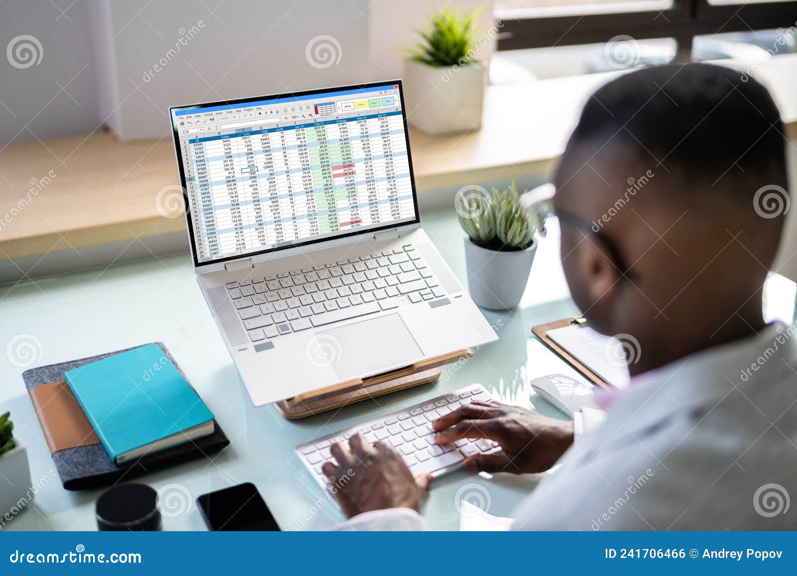 Afrikanischer Datenanalyst Mithilfe Von Tabellenkalkulationstabellen ...