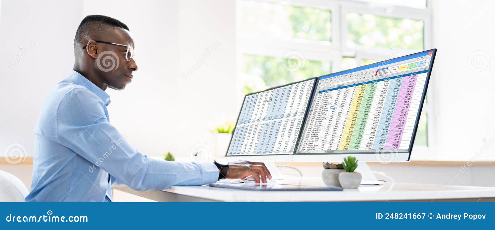 Afrikanischer Datenanalyst Mithilfe Von Tabellenkalkulationstabellen ...