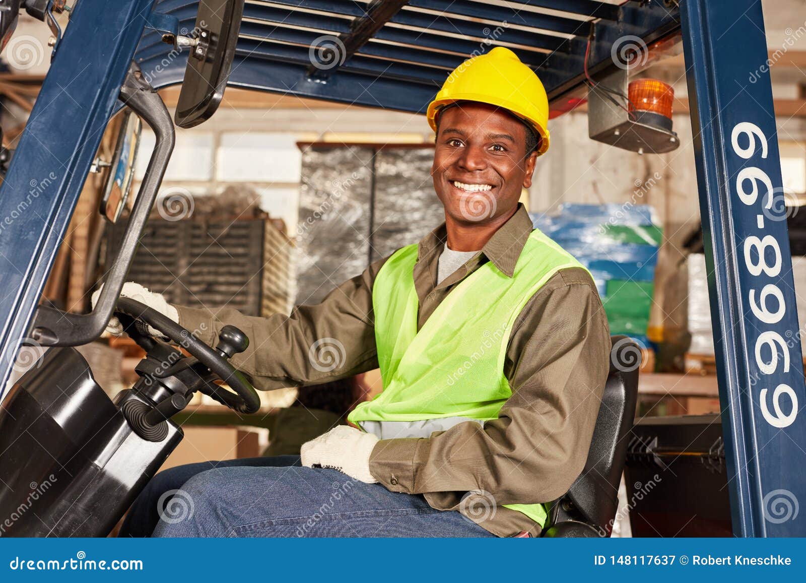 Afrikanischer Mann Als Gabelstaplerfahrer Stockbild - Bild von lehrling ...