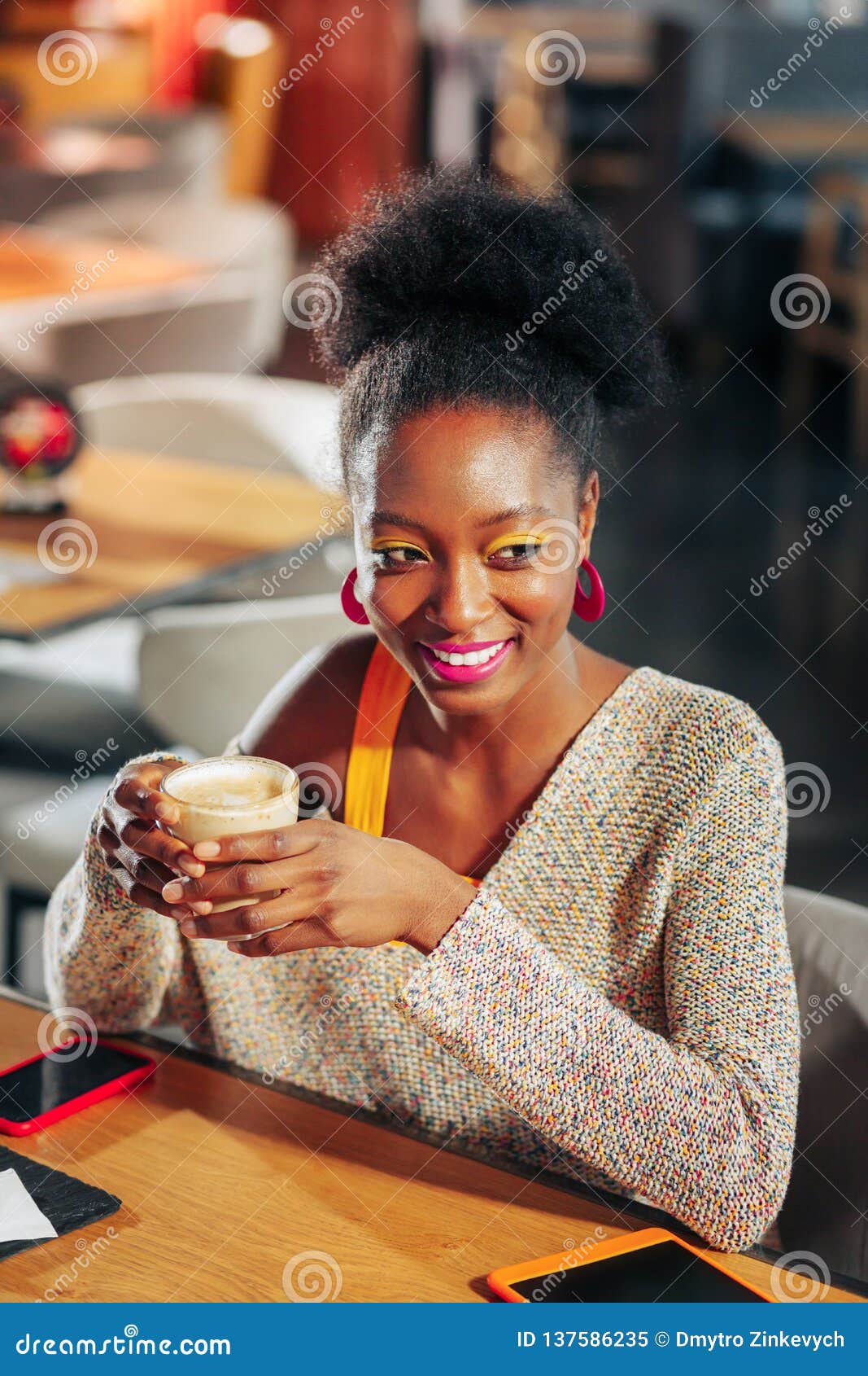 Afro Amerikanische Frau Mit Trinkendem Kaffee Des Hellen Makes Up
