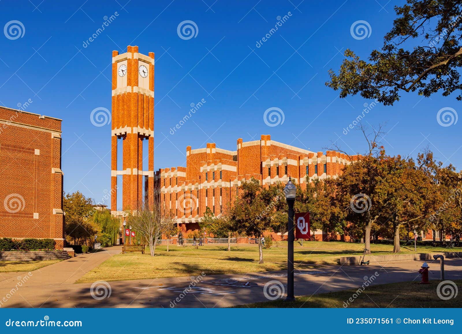 Afternoon View of the Clock Tower of Univeristy of Oklahoma Editorial ...