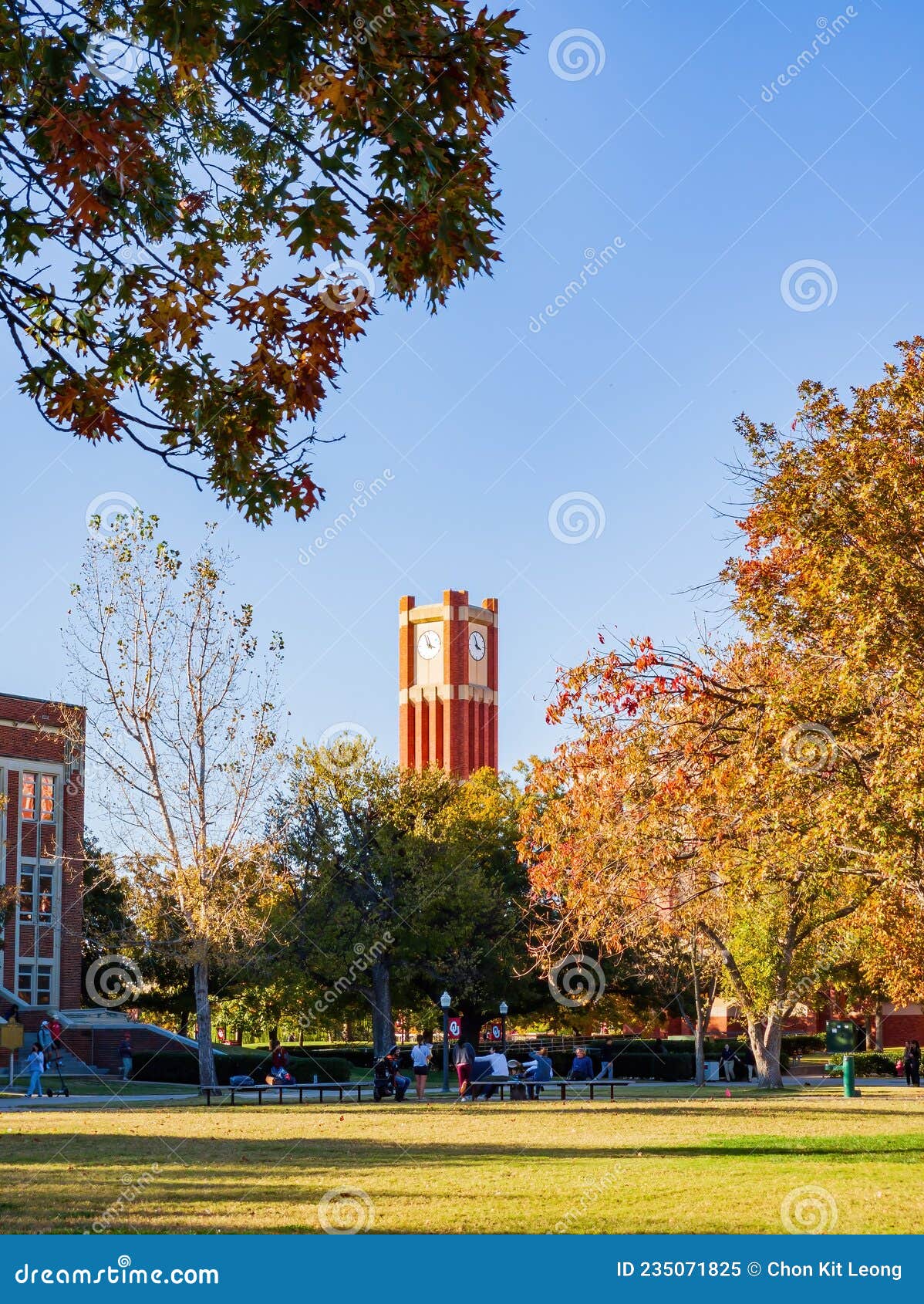 Afternoon View of the Clock Tower of Univeristy of Oklahoma Editorial ...