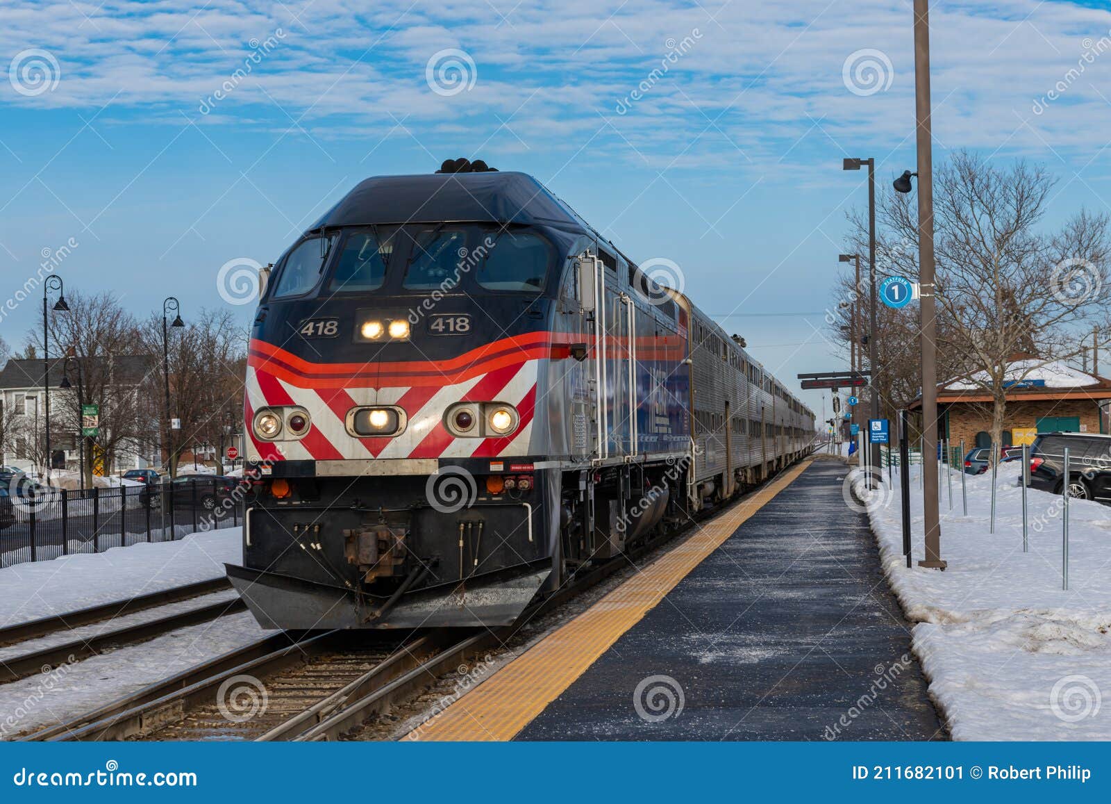 Afternoon Westbound Commuter Train Metra 418 Pulls into Station ...
