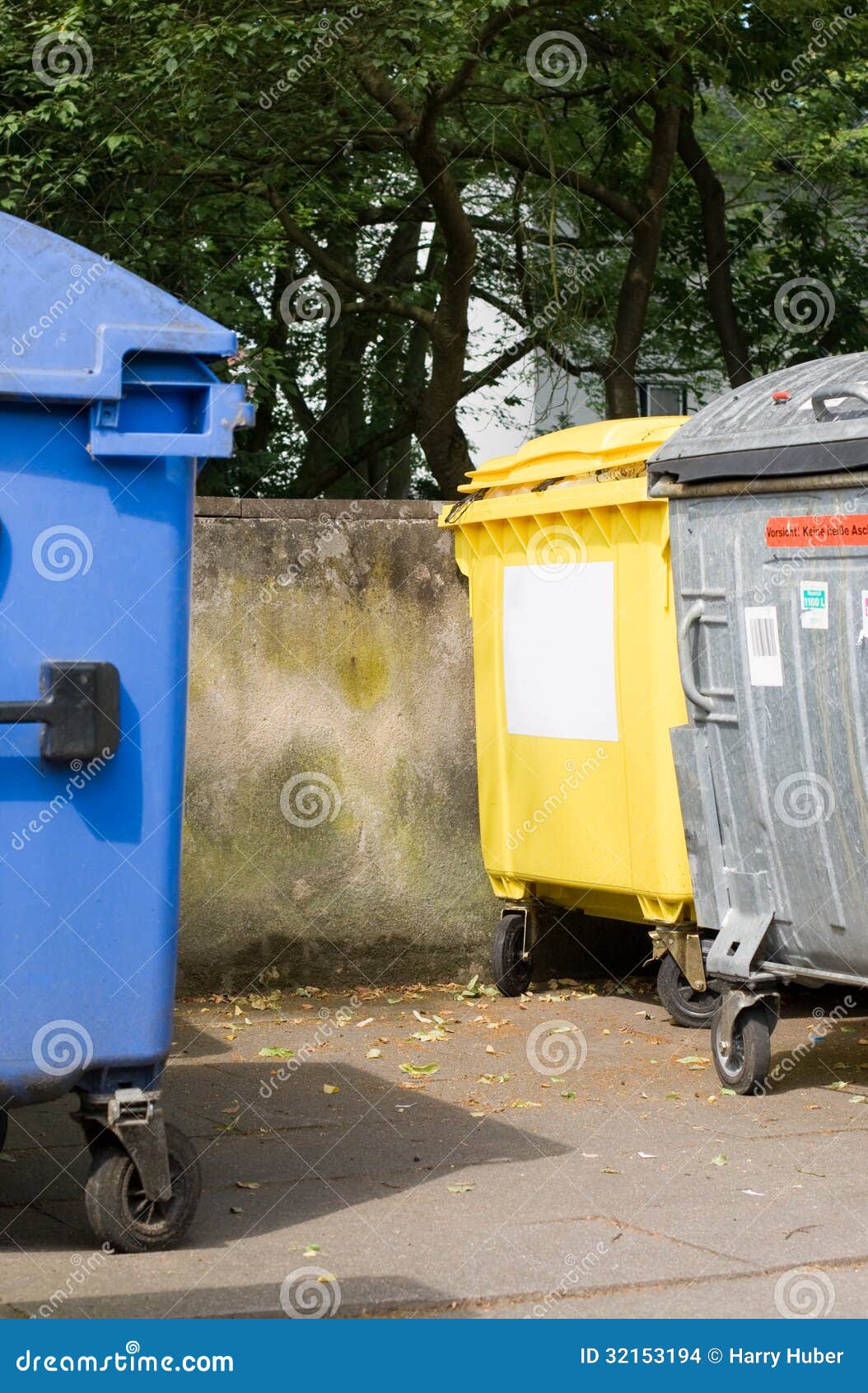 Afvalcontainer stock foto. Image of blauw, vuilcontainer - 32153194