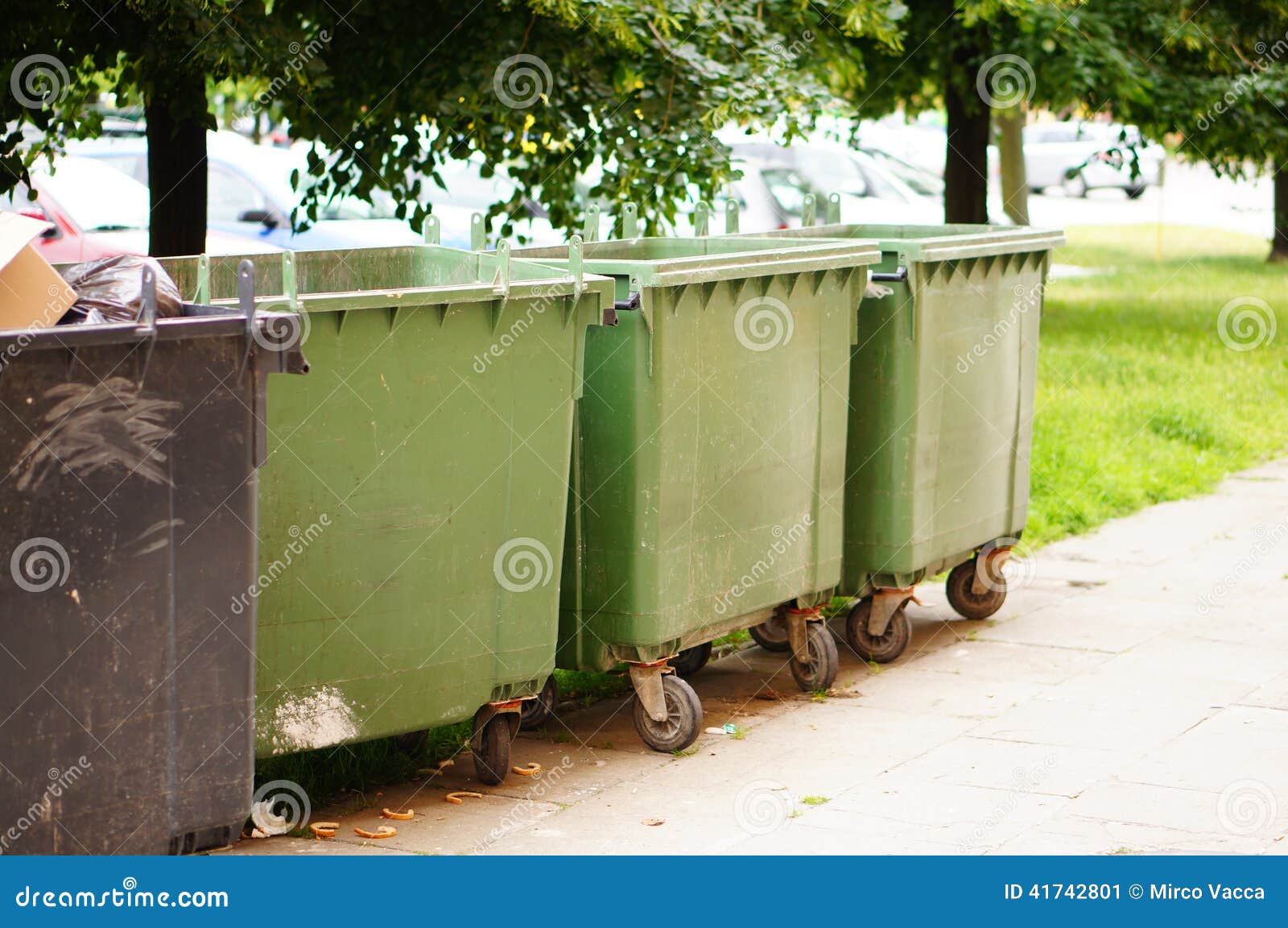 Afvalcontainers stock afbeelding. Image of containers - 41742801