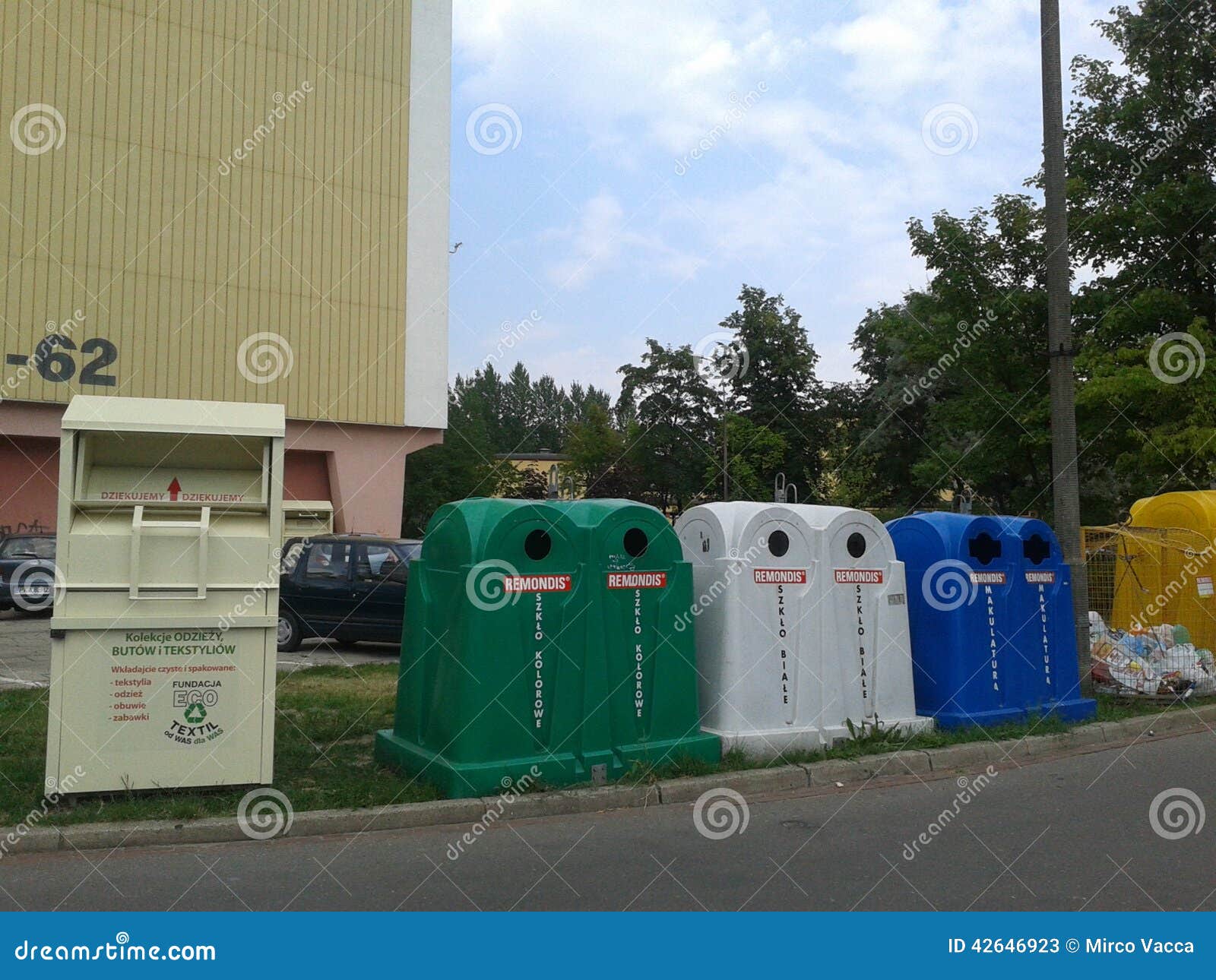 Afvalcontainers redactionele stock foto. Image of steen - 42646923