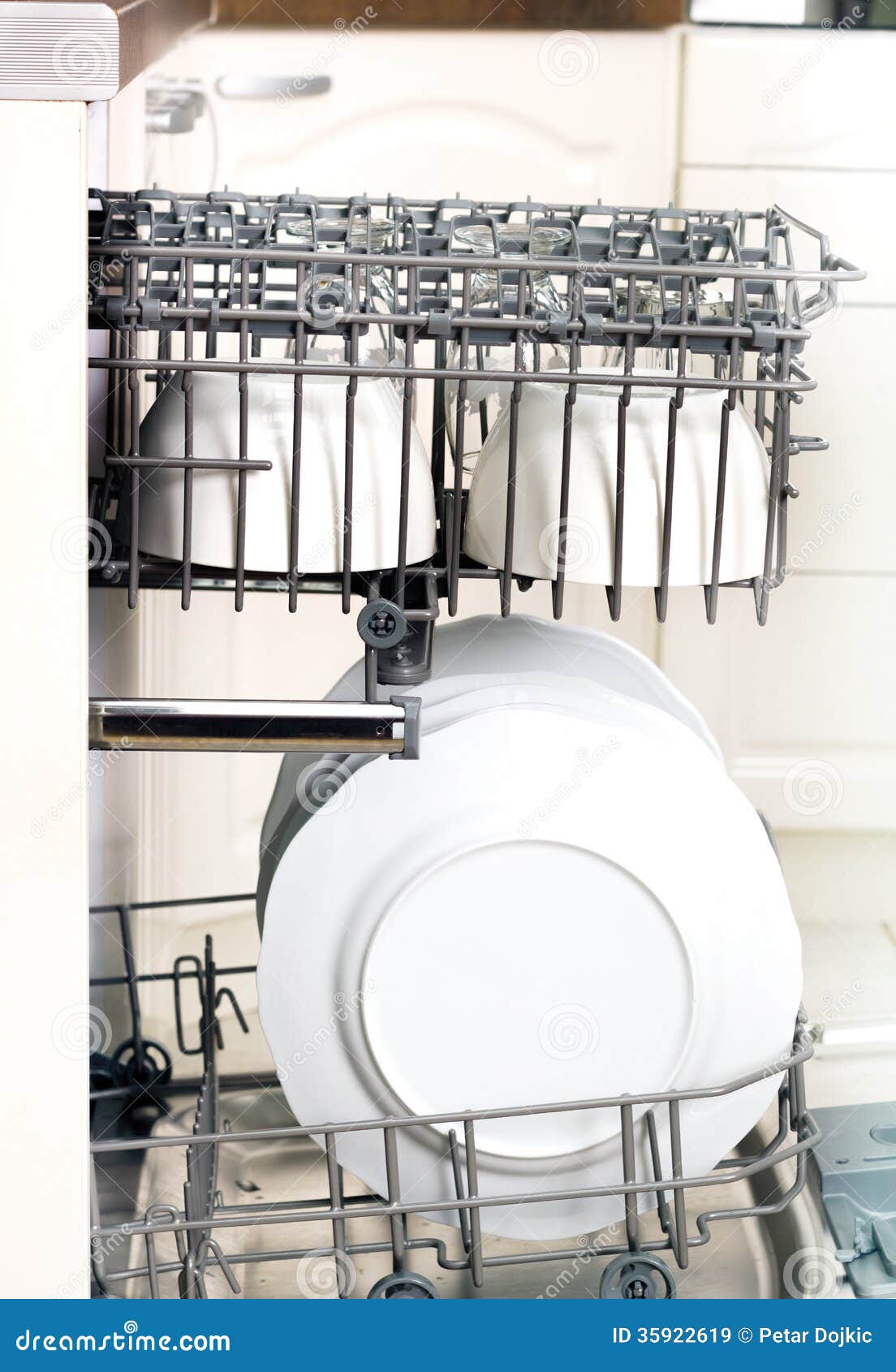 Afwasmachine stock afbeelding. Image of huiswerk, vork - 35922619