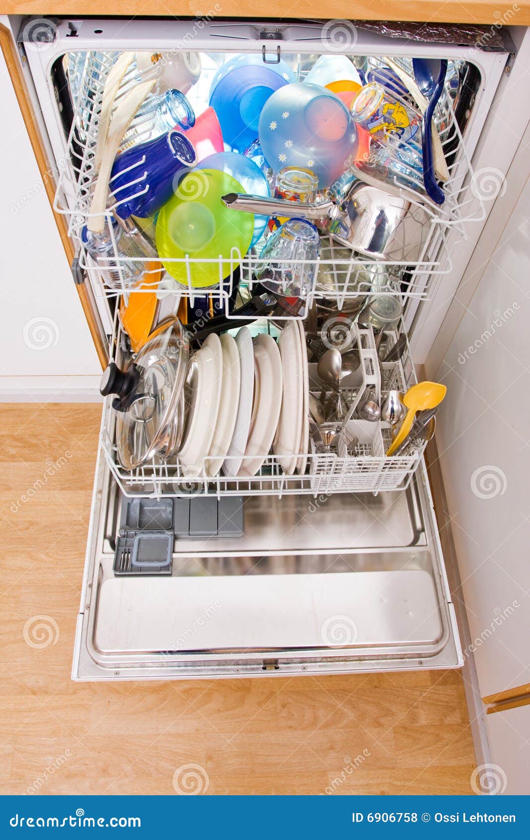 Afwasmachine stock foto. Image of huis, karweien, mand - 6906758