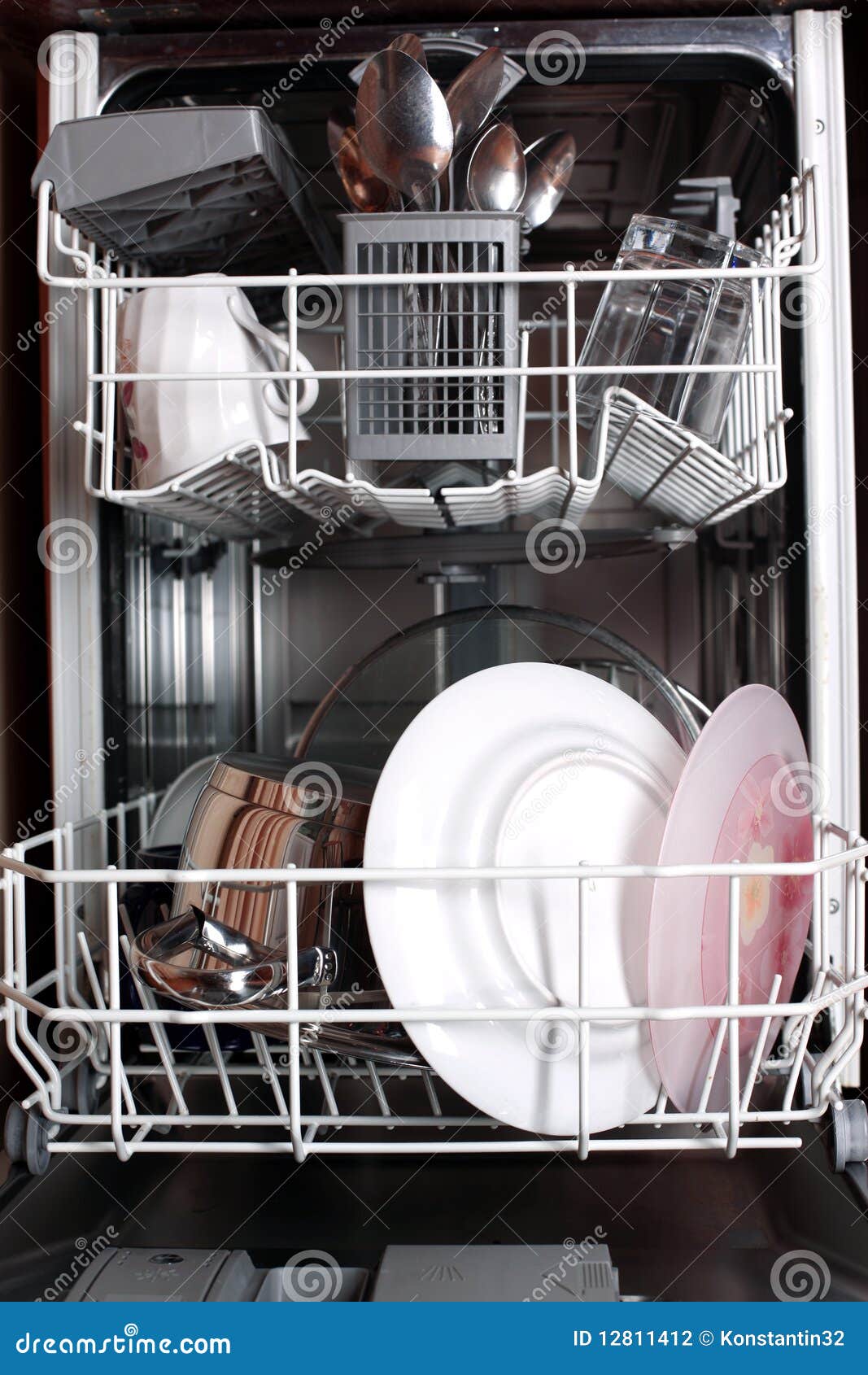 Afwasmachine met schotels stock foto. Image of diner - 12811412