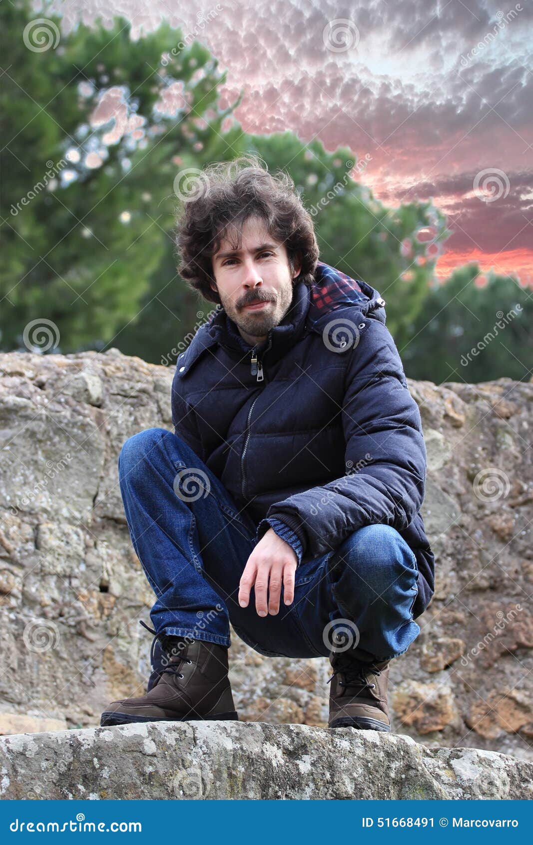 Agache-se abaixo do homem imagem de stock. Imagem de descida - 51668491