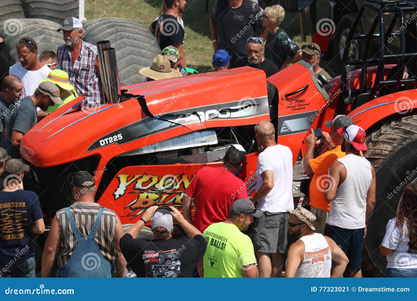 AGCO Allis Tractor Pulling Explosion Editorial Photo - Image of beer ...