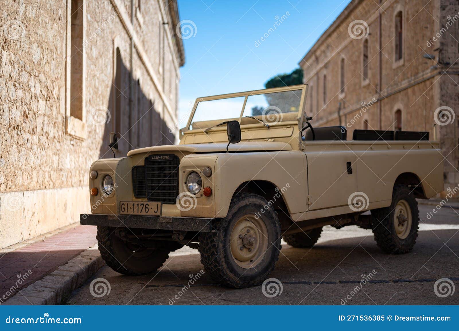 Aged a Land Rover Car Parked in Front of a Large Brick Building ...